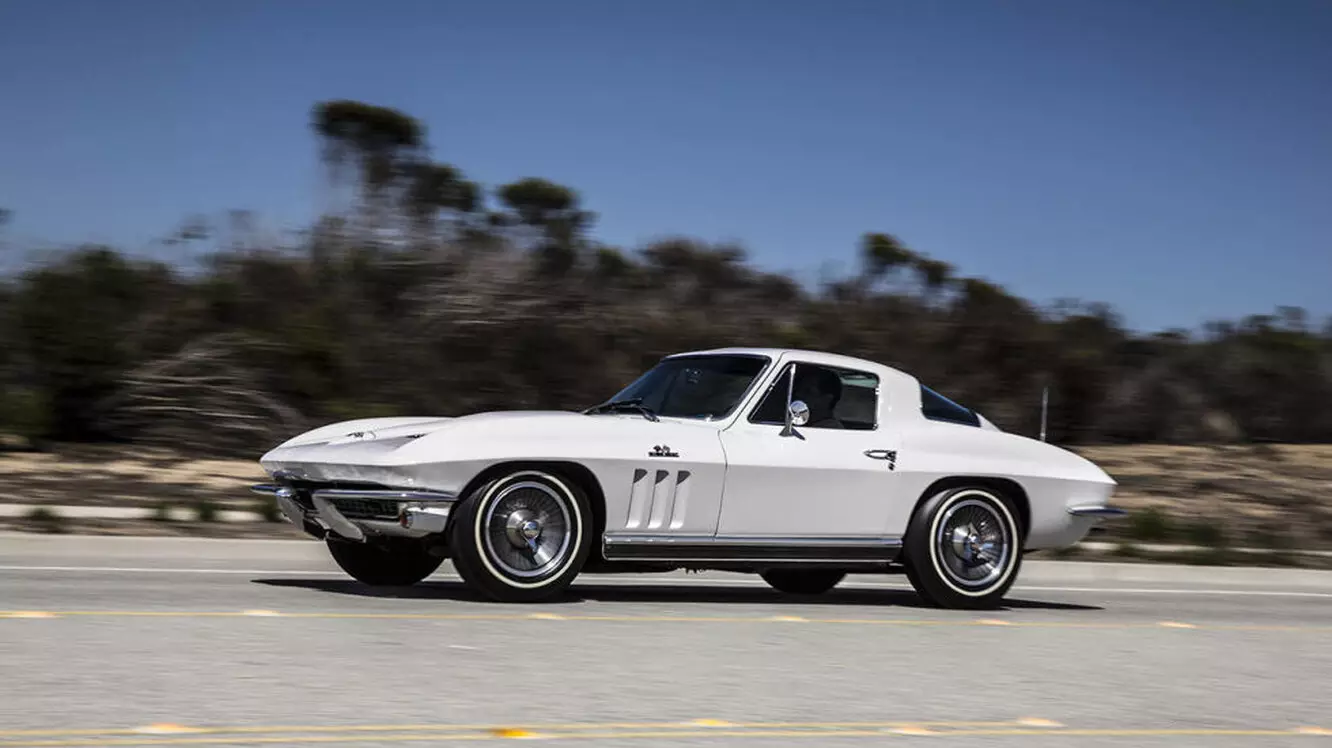 1963 Chevrolet Corvette Stingray. Ag an am céanna táirgeadh na hEorpa agus Mheiriceá, go rathúil le chéile foirmeacha galánta agus garbh, tá an carr seo fós a mheallann an tsúil go hiontaofa.