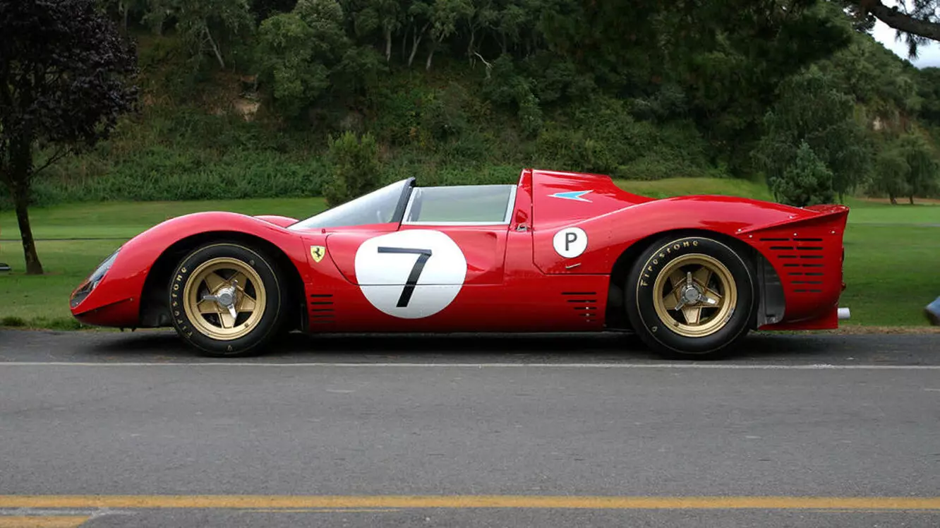 1967 Ferrari 330 P4. Is nod soiléir é an cruth do Lola T70, dearadh neamhchaighdeánach i ngach rud eile. Fuaim an innill, amhail is dá mba ó dhoimhneacht an domhain thíos. Bhuel, dioscaí óir - gan trácht.