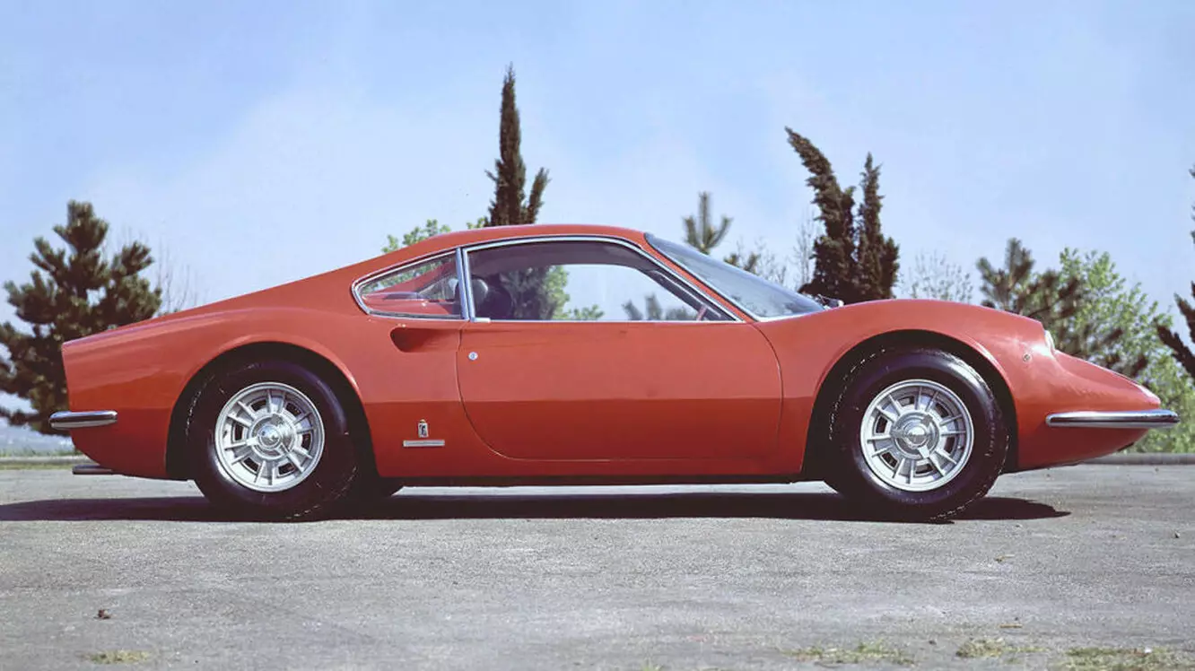 1967 Ferrari Dino 206 GT. Ụdị dị mfe, dị mfe icheta - nke a bụ Dino sitere na Ferrari n'ebube ya niile.