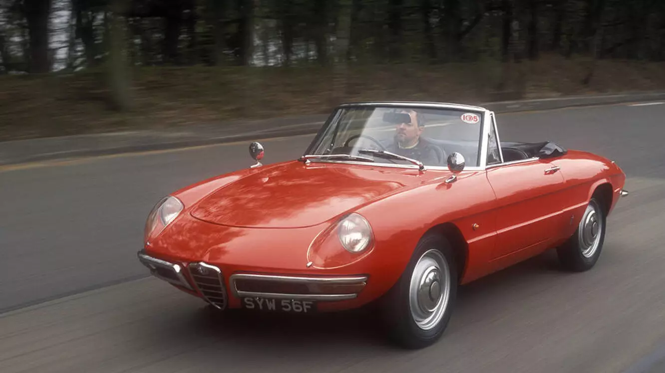 1966 Alfa Romeo Spider. Мошинро дар соли 1967 филми классикии амрикоии The Graduate машҳур кардааст. Аммо ҳатто кинематографияро ба канор гузошта, Romeo Spider як шоҳасари воқеии алюминий аст.