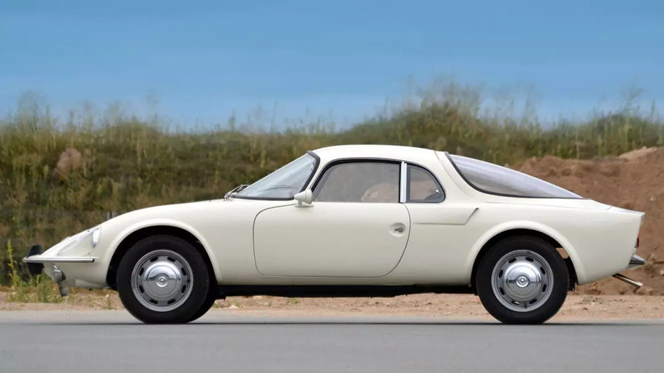 1965 Matra Djet. Аввалин мошини миёнаи мотордор ба истеҳсоли оммавӣ расид. Чорчубаи пулодй, корпуси нахи шишагй. Ин машинаро худи Юрий Гагарин идора мекард.