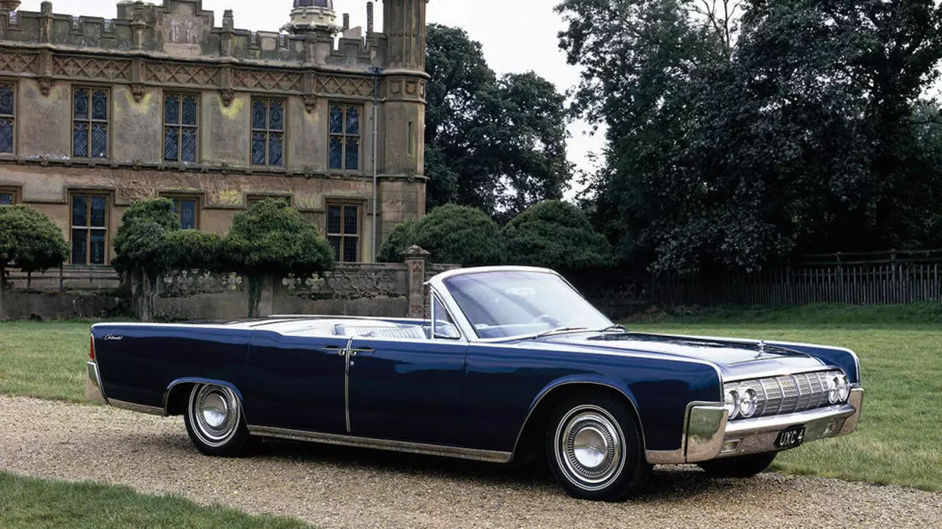 1964 Lincoln Continental. Dir kënnt probéieren Iech en Detroit Cabriolet méi elegant wéi dësen virzestellen, awer de Versuch wäert am Viraus zum Echec veruerteelt ginn.