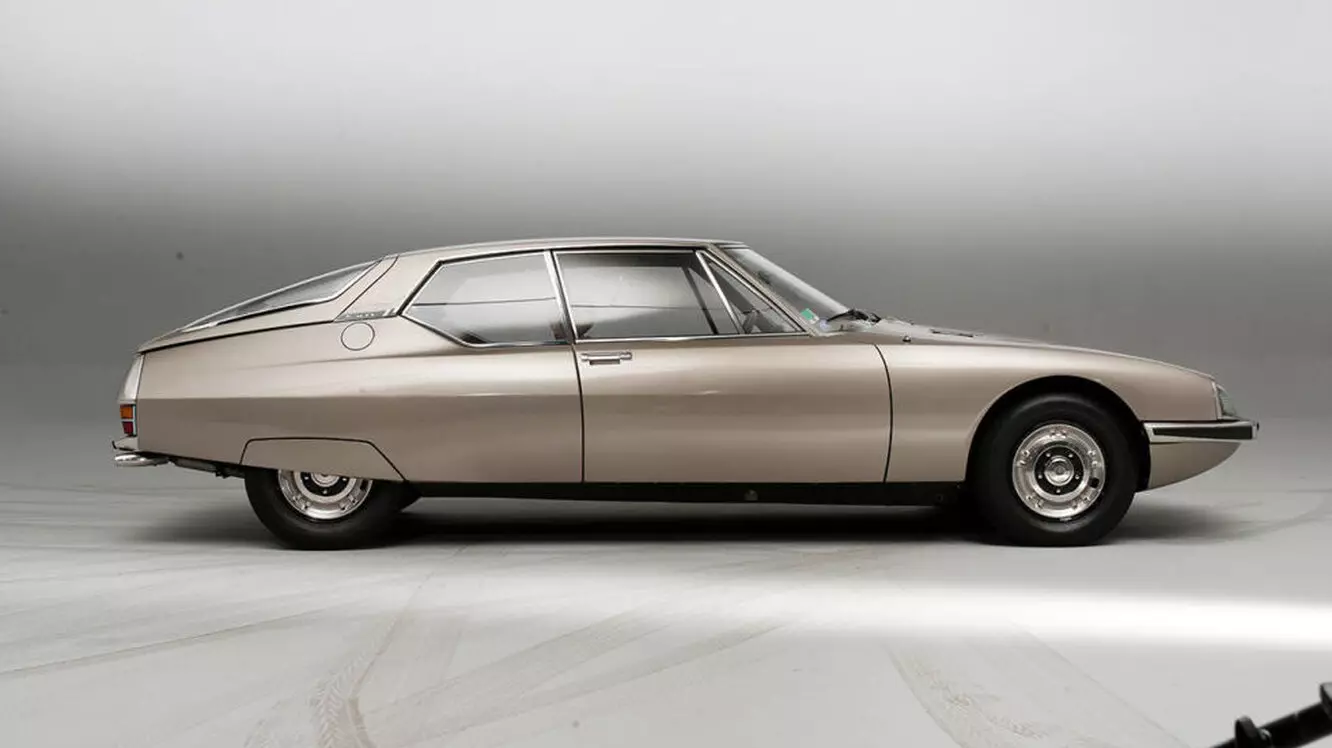 1970 Citroen SM. ”Aerodynamiikka on niin uskomatonta, että se kiihtyy 225 km/h:iin vain 170 hv:lla. Vielä nykyäänkin tämä auto näyttää tulevalta tulevaisuudesta. Jay Lenon lainaus.