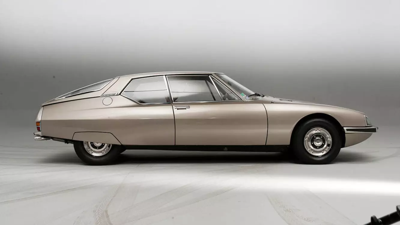 1970 Citroën SM. "D'Aerodynamik ass sou onheemlech datt se mat nëmmen 170 PS op 225 km/h beschleunegt. Och haut gesäit dësen Auto aus wéi wann en aus der Zukunft kënnt. Jay Leno Zitat.