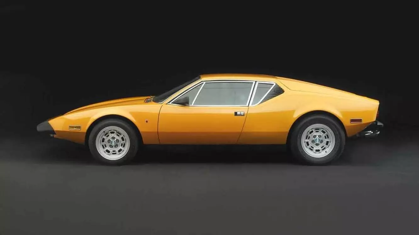 1972 De Tomaso Pantera. Toto auto bolo pohŕdavo nazývané GT40 „pre chudobných“, no štýlovo sa mu to jednoducho nedá uprieť.