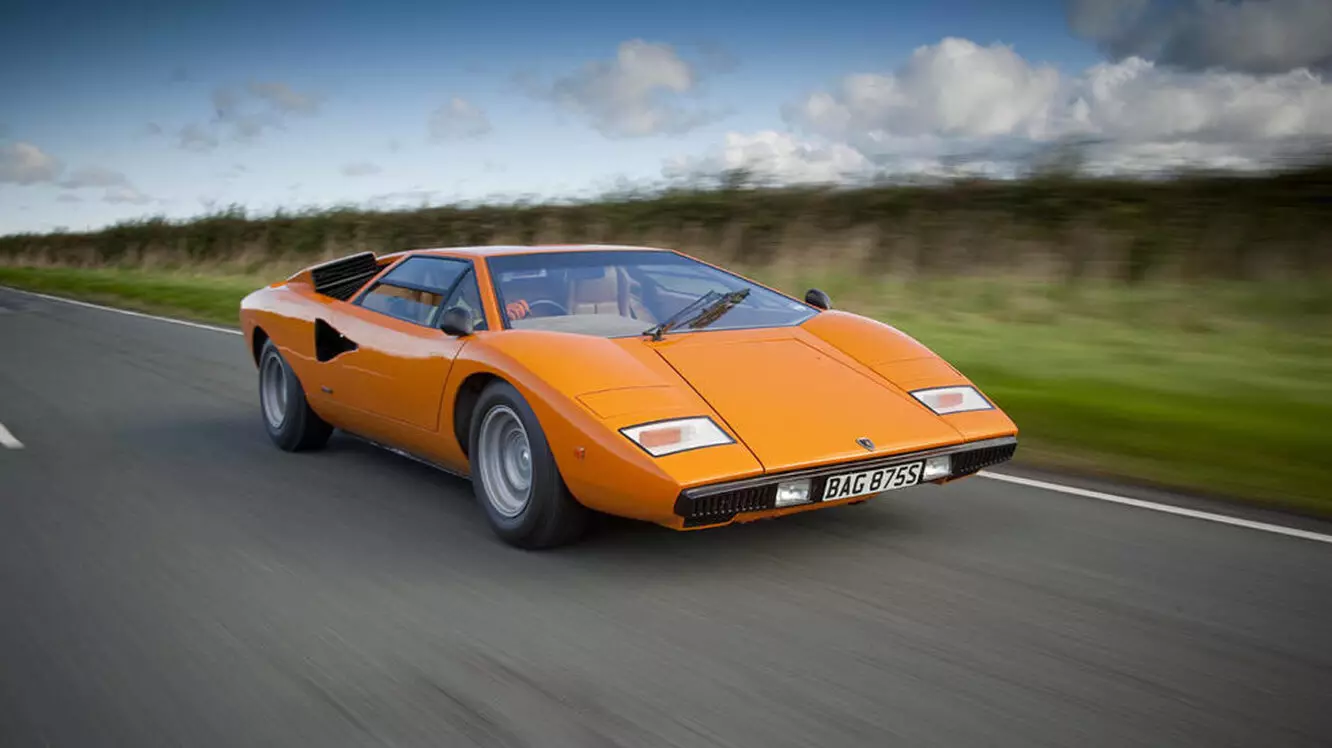 1977 Lamborghini Countach. මෙම මෝටර් රථයට එහි නම ලැබුණේ රූමත් කාන්තාවක් දුටු විට පිරිමින් ප්‍රකාශ කරන ඉතාලි භාෂාවේ ප්‍රකාශනයට ගෞරවයක් වශයෙනි. ඔව්, මියුරා වඩා හොඳ විය, නමුත් කවුන්ටාච් ඉලක්ක කළේ කළ නොහැකි දේ වන අතර ඒ ගැන පමණක් සඳහන් කිරීම වටී.