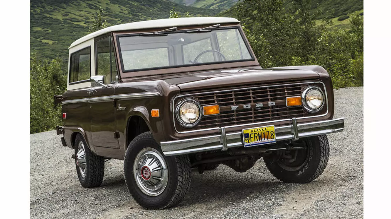 1977 Ford Bronco. හැමෝම SUV වලට ආදරෙයි - සාමාන්‍යයෙන් කවරයේ මිල අධික ක්‍රීඩා කාර් සහිත සඟරා දෙස බලන ඩැන්ඩි පවා. තවද මෙම SUV රථය ඝන පපුවේ හිසකෙස් පෙන්වන අතර ජීප් රථ ගැහැණු ළමයෙකු බවට පත් කරයි.