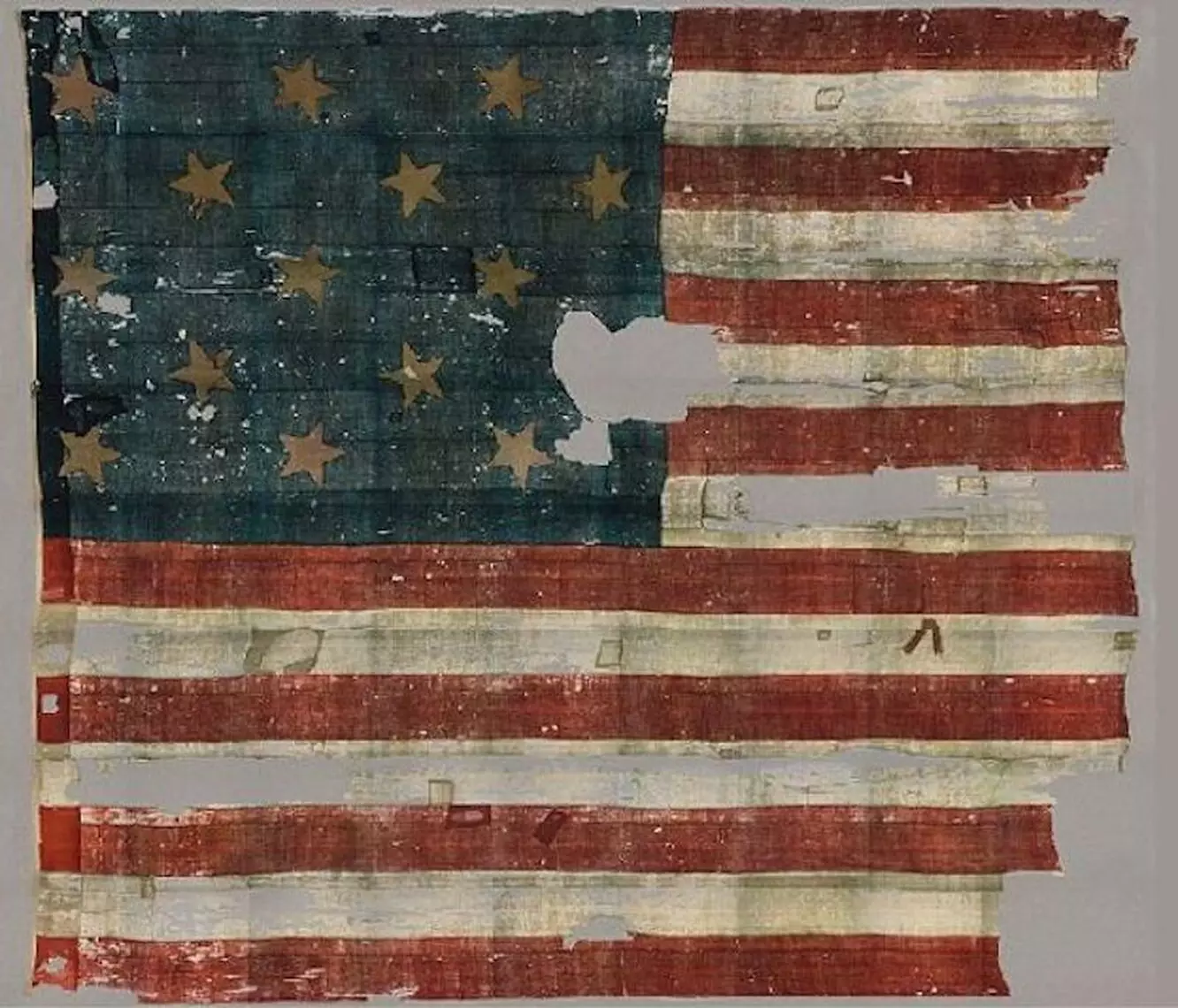 La amerika flago kiu flugis super Fort McHenry dum la Batalo de Baltimoro en septembro 1815 estas konsiderita unu el la plej valoraj artefaktoj de Usono. Sed dum konservado, li estis tre difektita, estante parte tranĉita en pecojn por ĉiuj. Nur en 1912 ĝi estis transdonita al la Smithsonian Institucio, kie la flago povus esti restarigita.