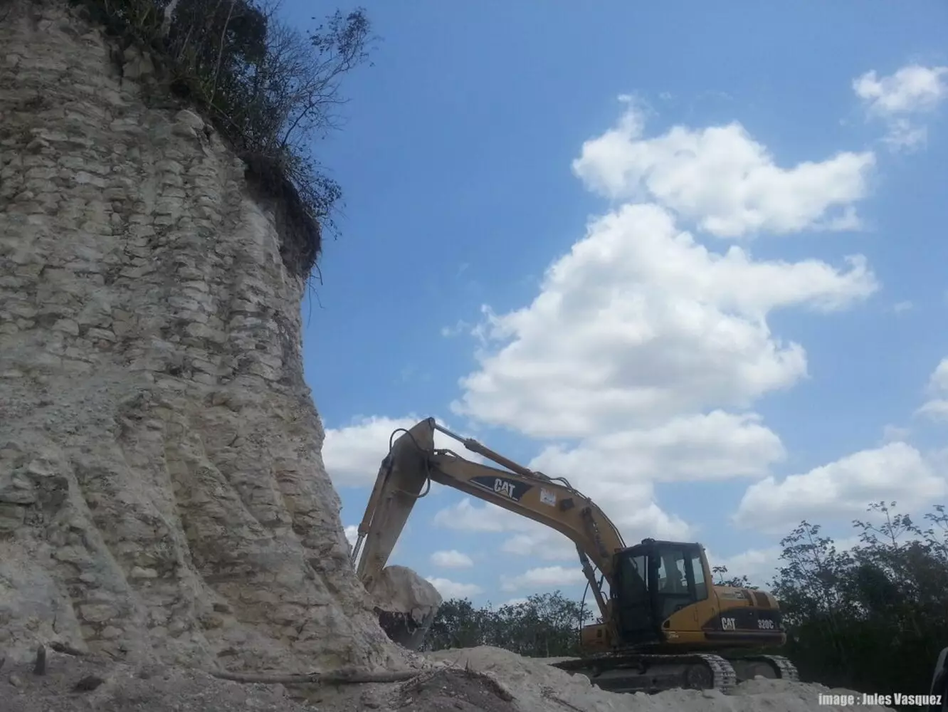 El 2013, va esclatar un escàndol a Belize: les excavadores d'una empresa de construcció local van enderrocar mig un temple maia de 2.300 anys. Van excavar pedra calcària i quan la informació es va filtrar a la premsa, l'antiga piràmide ja estava mig destruïda. El vandalisme va ser aturat, però el monument cultural va patir terriblement.