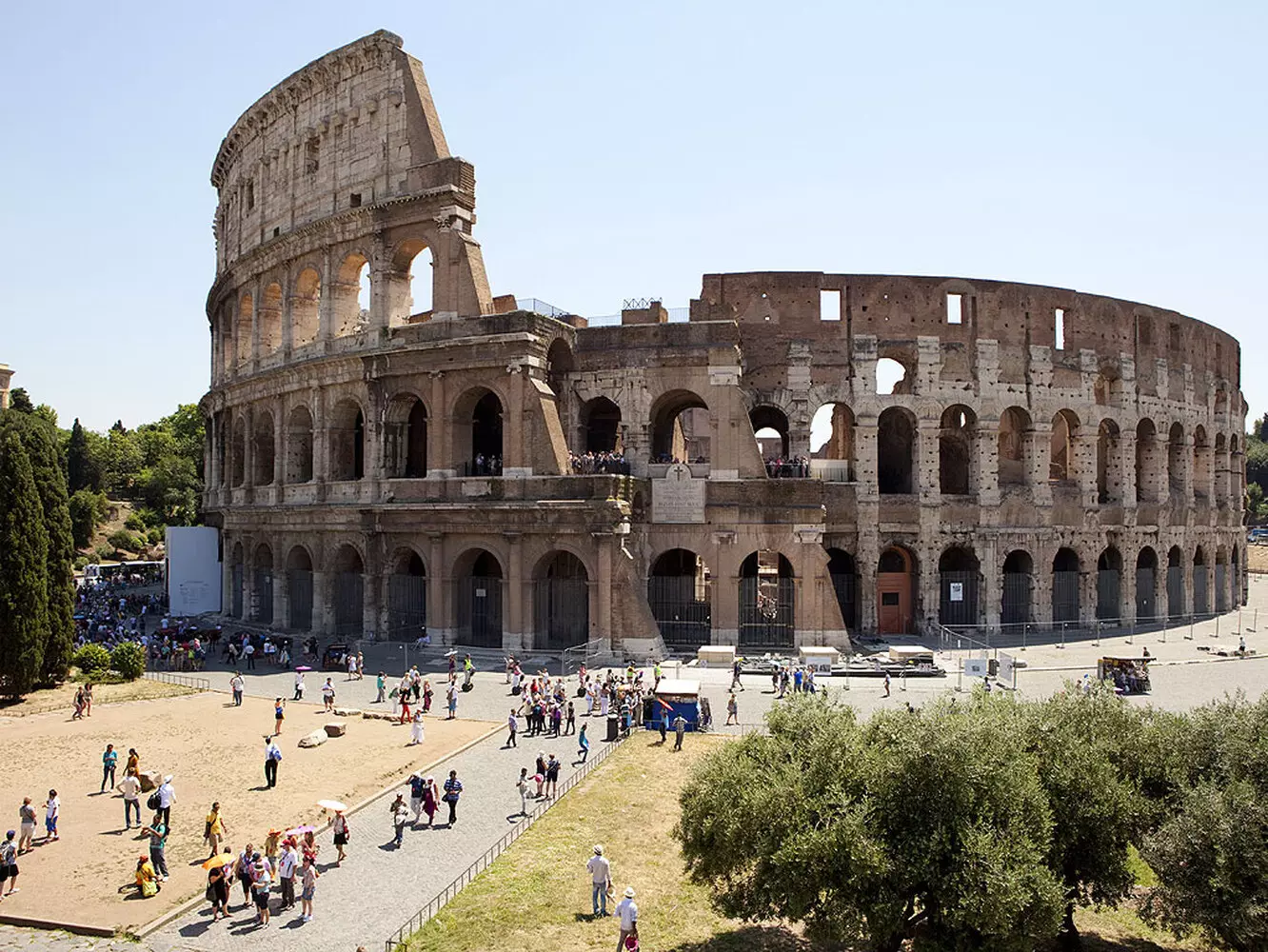 Tá an t-Amphitheatre Flavian, ar a dtugtar an Colosseum níos fearr, cosanta go cúramach in aghaidh loitiméireacht thromchúiseach, ach ní chuirtear cosc ar mhionloitiméireacht i gcónaí. Is breá le turasóirí inscríbhinní mar “Bhí Vasya anseo” a phéinteáil ar bhallaí ársa, agus ansin selfies a ghlacadh i gcoinne a gcúlra - níos minice agus níos minice le blianta beaga anuas. Ní chuireann comharthaí rabhaidh ná seans fíor dul go dtí an príosún stop leo.