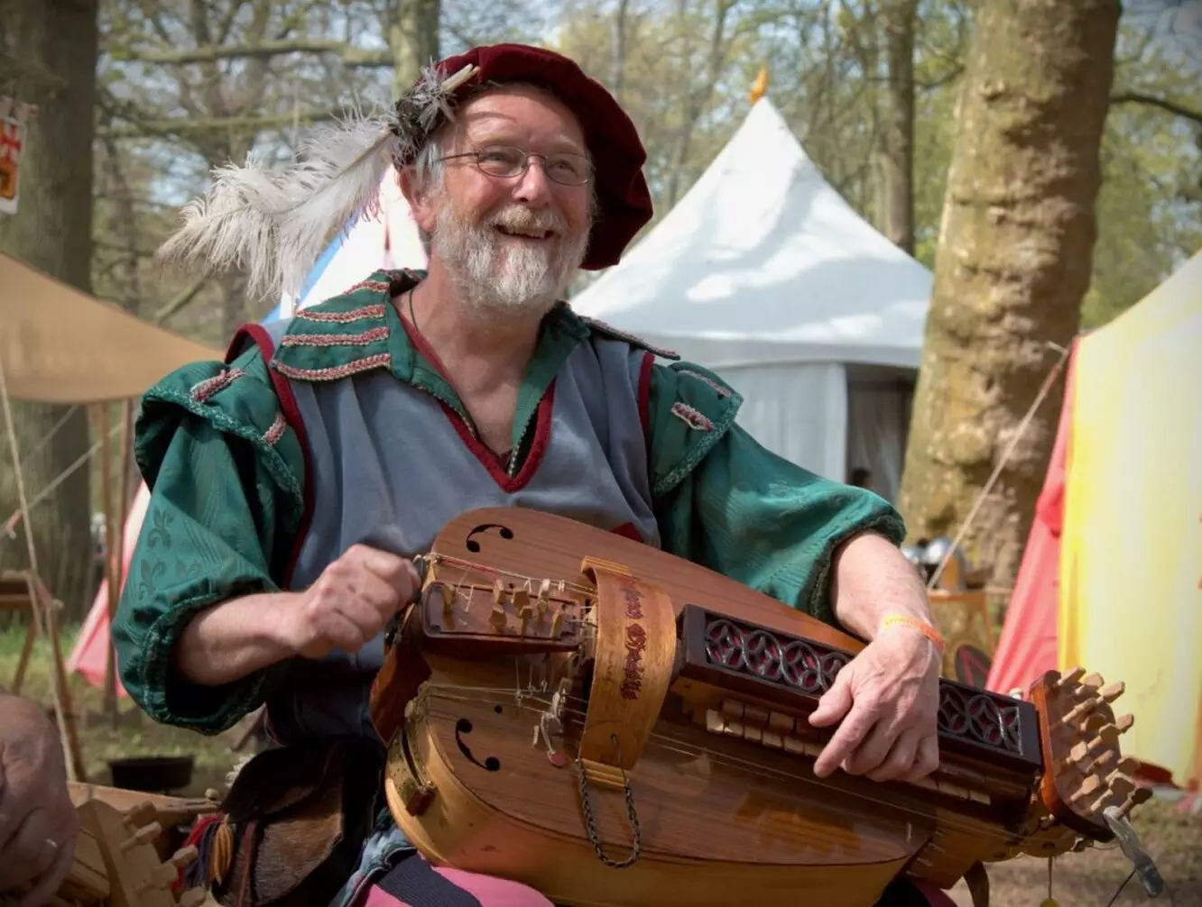 D'Hurdy Gurdy, och bekannt als Hardy-Hardy, ass en Instrument dat aus dem mëttelalterlechen Europa koum, wat e charakteristesche Attribut vun der Minstrelkultur war, duerno e Symbol vu Bettler a Vagabonden, an duerno en Hobby vun Aristokraten. Et gëtt duerch eng speziell Rad spannen gespillt.