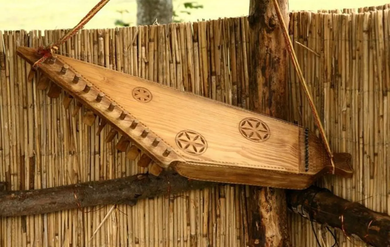 Kantele bụ ụbọ akwara Karelian na Finnish nke yiri ụbọ akwara. Aha ya sitere na okwu Old Slavonic nke pụtara, n'ụzọ nkịtị, "ngwa egwu eriri".