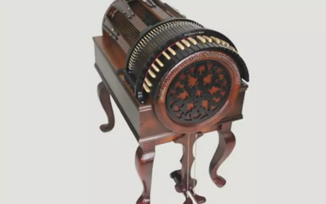 The wheel harp is a recent antique style instrument created by enthusiasts to produce a unique sound. It has 61 keys and two pedals that allow you to control the strings inside.