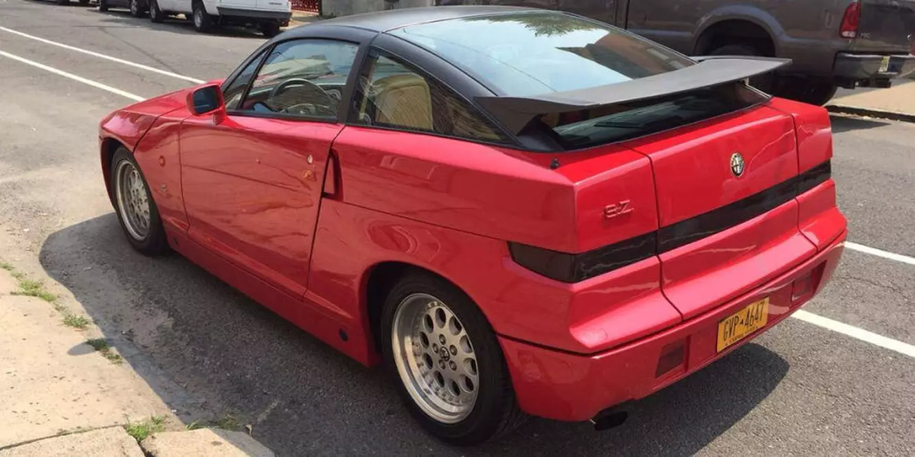 Alfa Romeo SZ. Alfa Romeo се познати по тоа што прави многу одлични автомобили, но го изградија и SZ. Од друга страна, овој автомобил никогаш нема да се спои со безличната толпа стандардни модели.