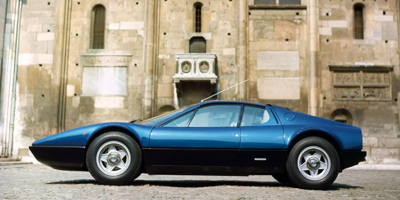 Ferrari Berlinetta Boxer. Els cotxes Ferrari destaquen pel seu aspecte impressionant, i el Berlinetta Boxer està una mica endarrerit en això. Això, però, no impedeix que sigui un gran cotxe.