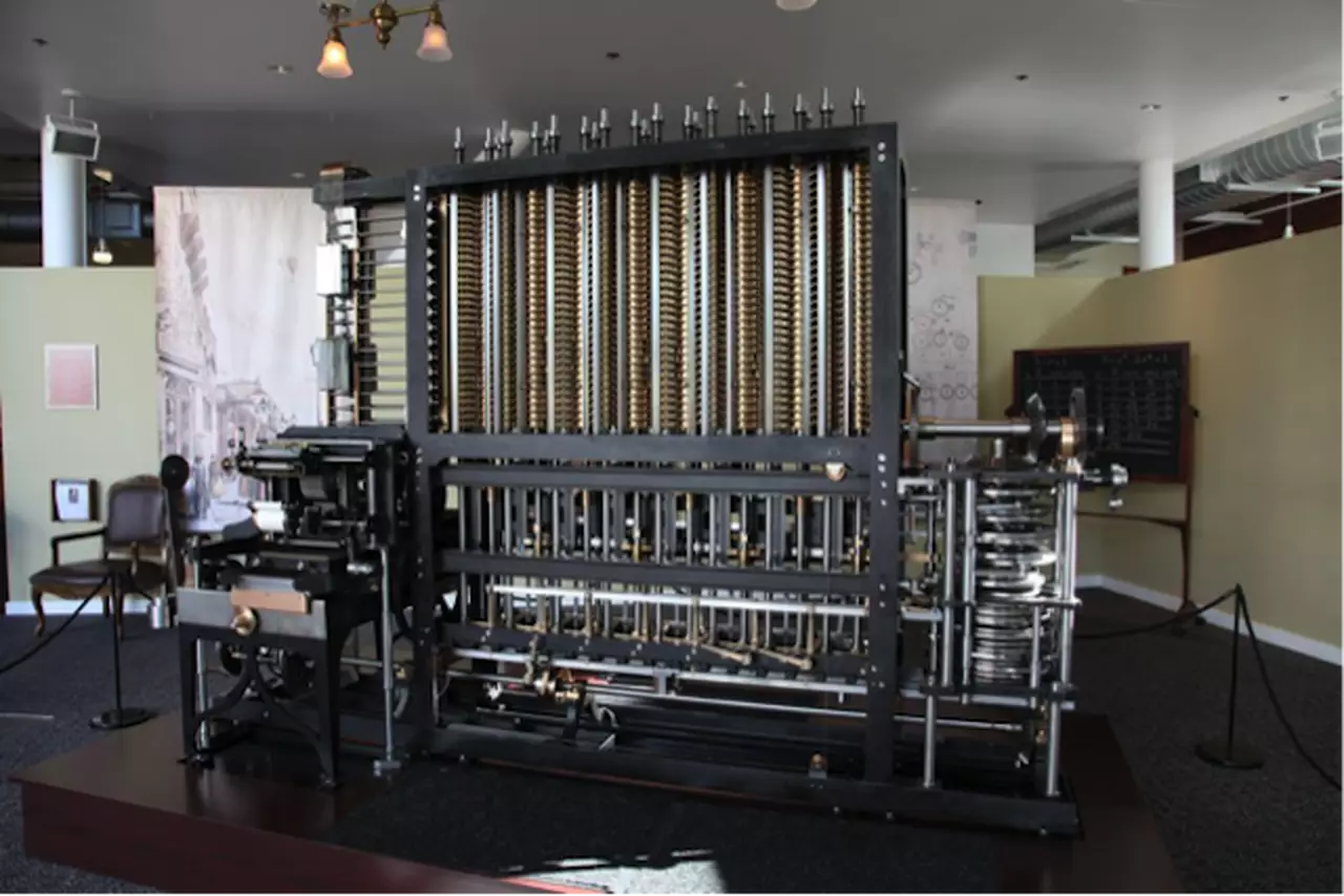 Charles Babbage's Difference Engine. Charles Babbage, in treflik wiskundige fan 'e 19e ieu, ûntwikkele ferskate kompjûters dy't de kompjûter foarsjoen. Hy begon yn 1823 de earste ferskilmotor te bouwen, mar it projekt blykte ûnfoarstelber yngewikkelder te wêzen as op papier. It apparaat waard foltôge pas yn 1991, 110 jier nei de dea fan de útfiner.