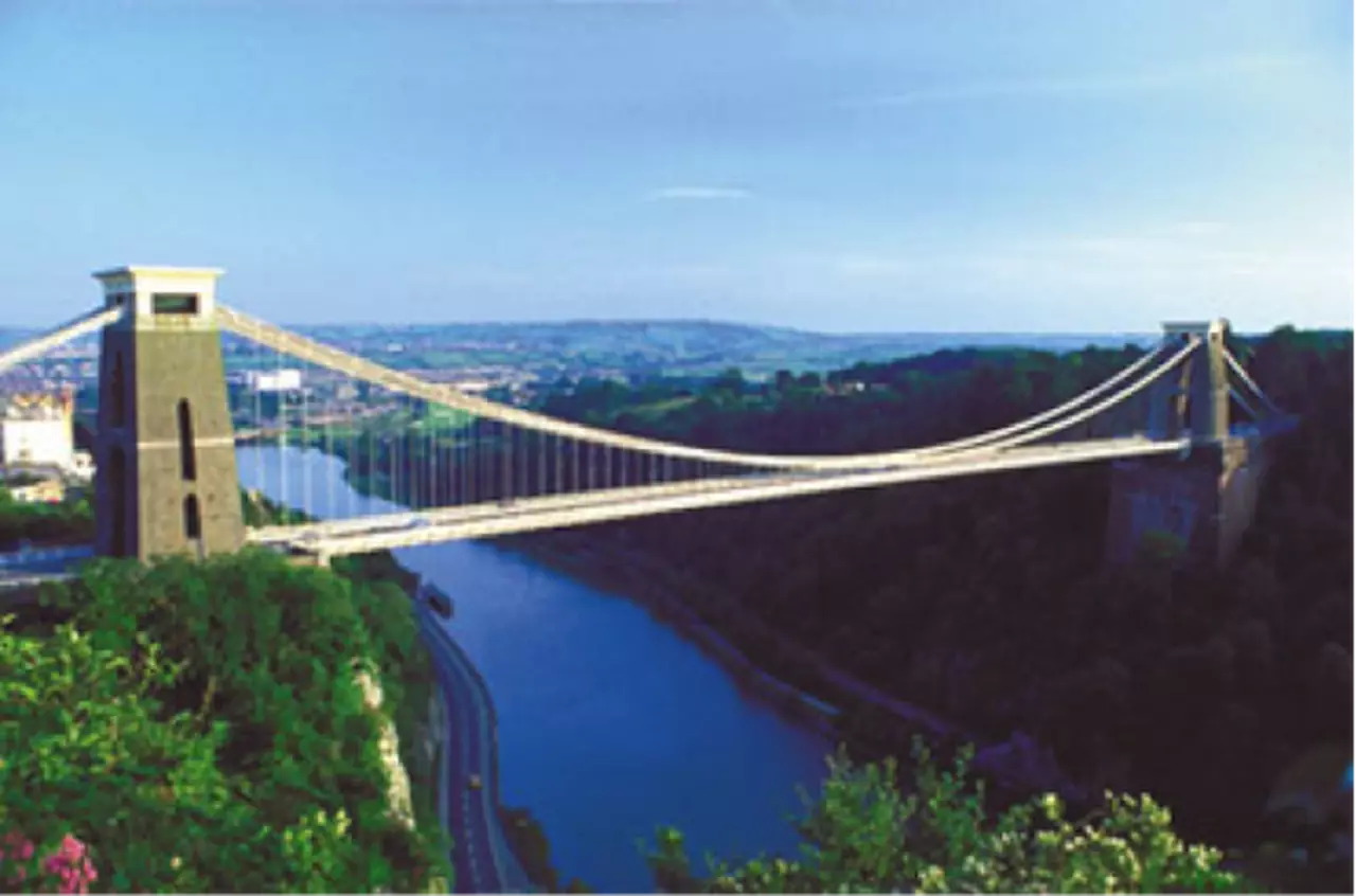 Clifton Bridge minn Isambard Kingdom Brunel. Il-Clifton Suspension Bridge, mibni fl-1864, għadu wieħed mill-attrazzjonijiet ewlenin ta’ Bristol. L-inġinier eminenti Brittaniku Isambard Kingdom Brunel, li kien inkarigat mid-disinn, ma għex biex jara t-tlestija tal-kostruzzjoni, miet fl-1859 minn attakk tal-qalb.