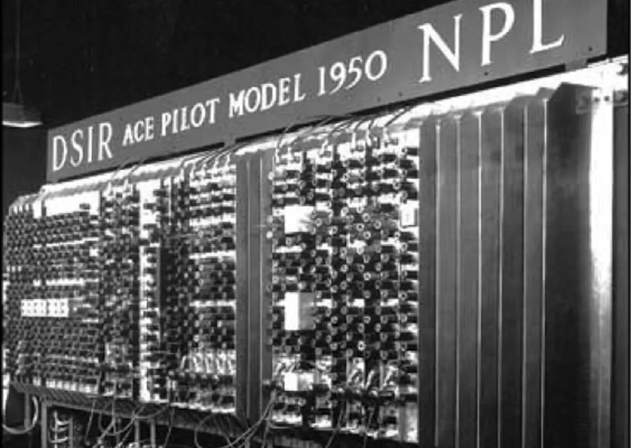 ACE av Alan Turing. En automatisk datamaskin som er i stand til å lagre programmer i minnet ble utviklet av den store Turing tilbake i 1946. Prototypen ble satt sammen i 1950, en fullt fungerende modell - først i 1957. Alan Turing døde også av cyanidforgiftning i 1954.