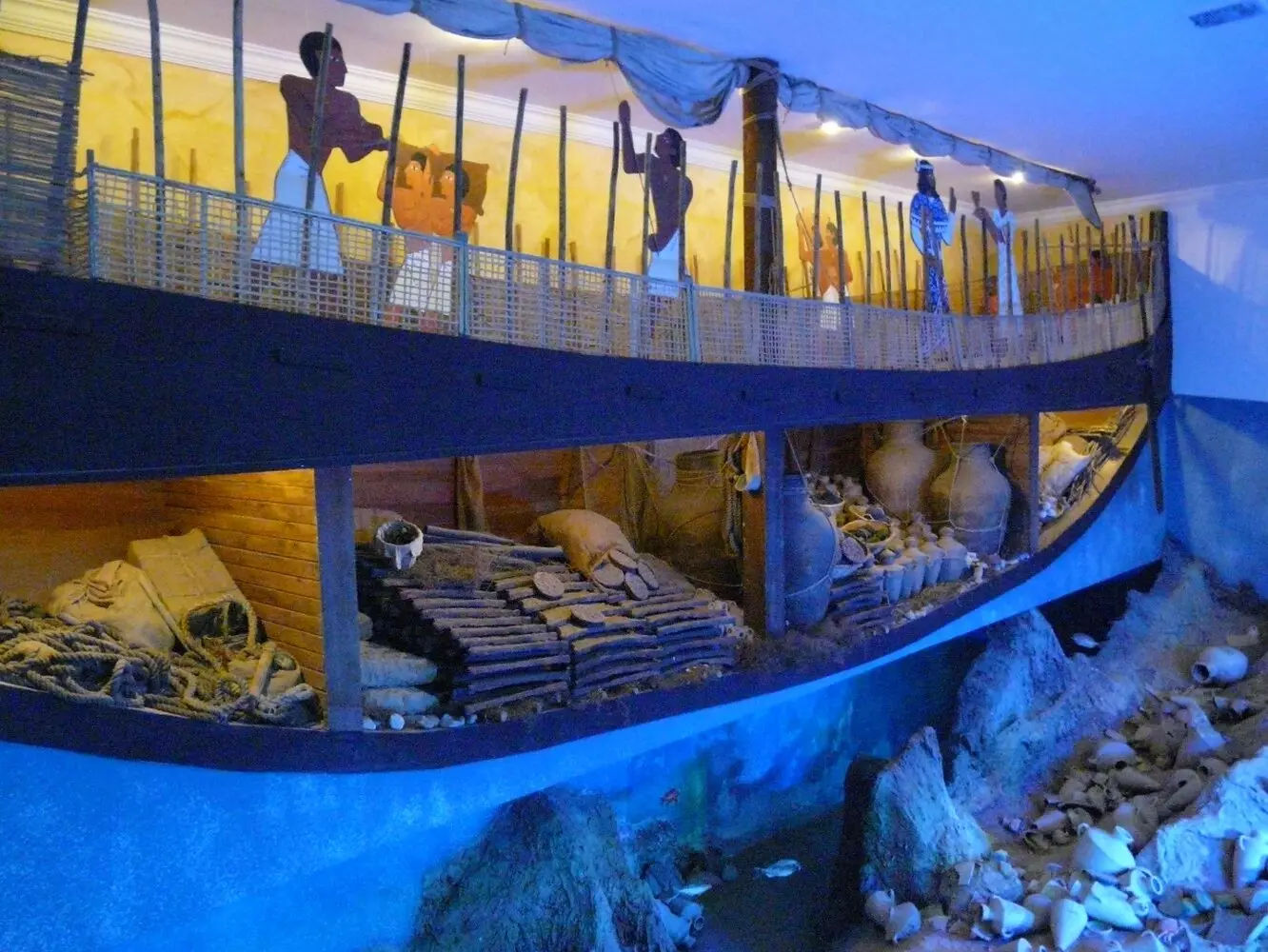 La nave Ulu-Burun, che apparteneva alla civiltà fenicia, affondò al largo di Capo Ulu-Burun intorno al 1400 a.C., fu ritrovata da subacquei nel 1982. Ci sono voluti circa dieci anni per sollevare completamente i resti in superficie: sul fondo sono stati trovati circa 18.000 oggetti.