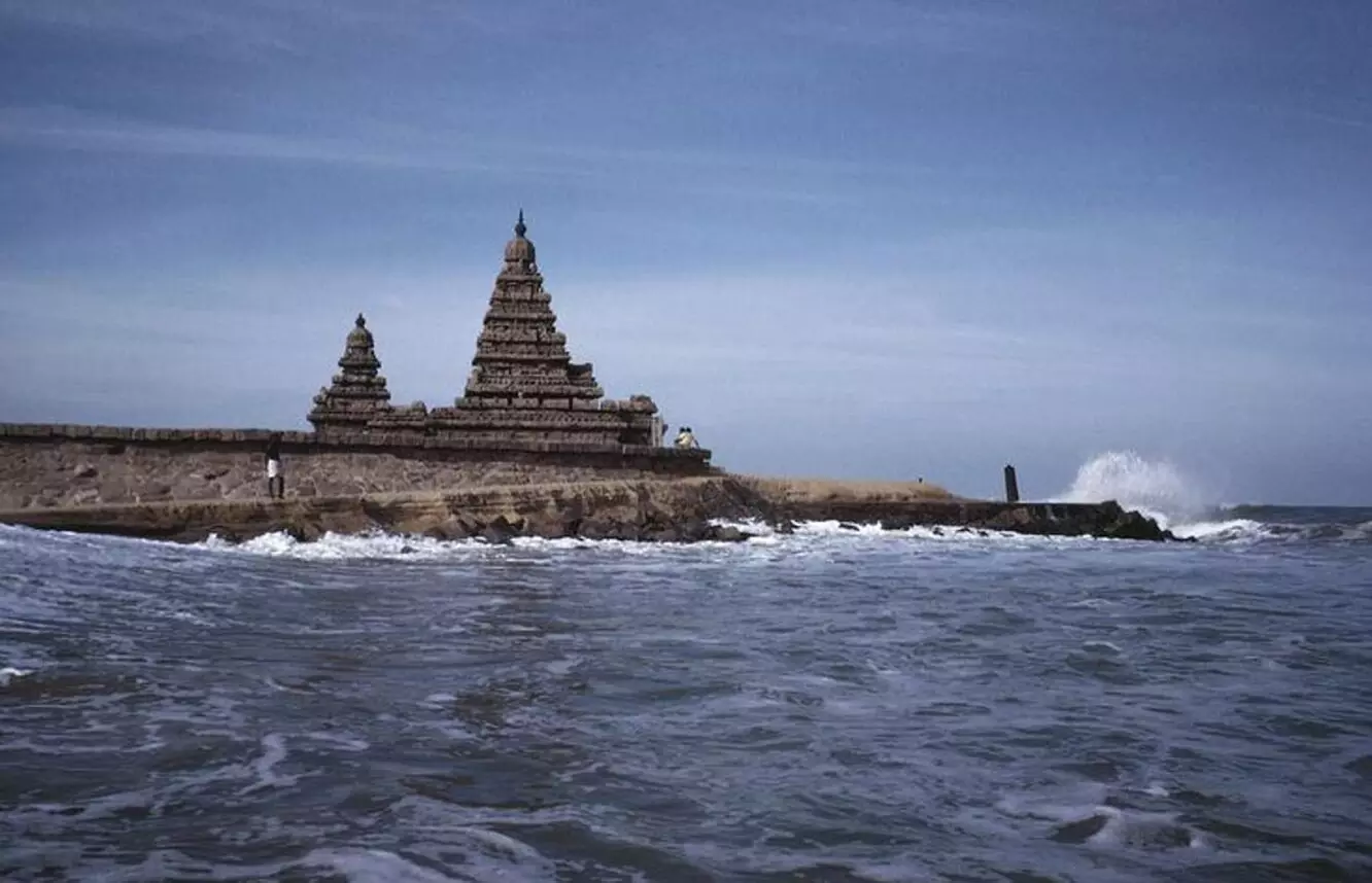 Labarin pagoda bakwai na Mahabalipuram ya ce a cikin karni na 8, an gina kyawawan gidajen ibada guda bakwai a gabar tekun birnin, wanda daya ne kawai ya tsira, sauran kuma suka nutse. An yi tunanin wannan almara ce, amma a shekara ta 2004, kafin bala'in tsunami, ruwan ya ja da baya, ya fallasa gabar teku, inda aka gano wasu dogayen gine-gine. Bugu da kari, guguwar tsunami ta wanke wani mutum-mutumin zaki na dutse.