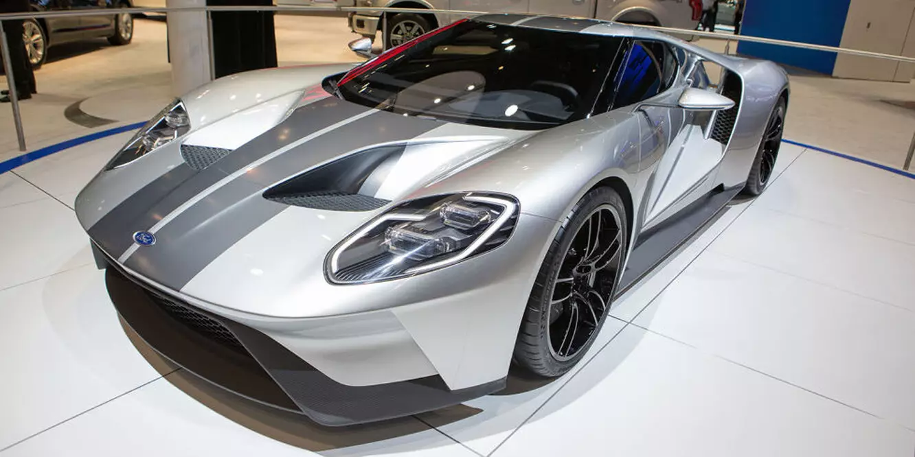 Ford GT. Datgelwyd y GT newydd syfrdanol yn Sioe Auto Detroit 2015, gan addo parhau ag etifeddiaeth wych Ford yn ei holl ogoniant. Arhoswn a gobeithio.