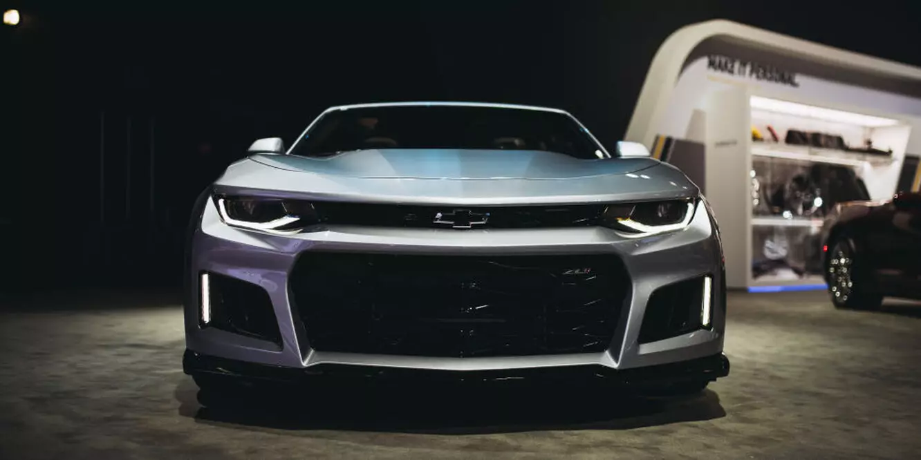 Chevrolet Camaro ZL1။ ZL1 အသစ်သည် Alpha platform နှင့်အတူ မယုံနိုင်လောက်အောင် ပေါင်းစပ်မှုကို ဖန်တီးပေးသည့် Cadillac CTS-V မှ အင်ဂျင်ကို ယူဆောင်သည်။ ပုံမှန် Camaro SS သည် ကောင်းမွန်ပြီး ZL1 သည် ပိုကောင်းမည်ဟု ကတိပြုပါသည်။