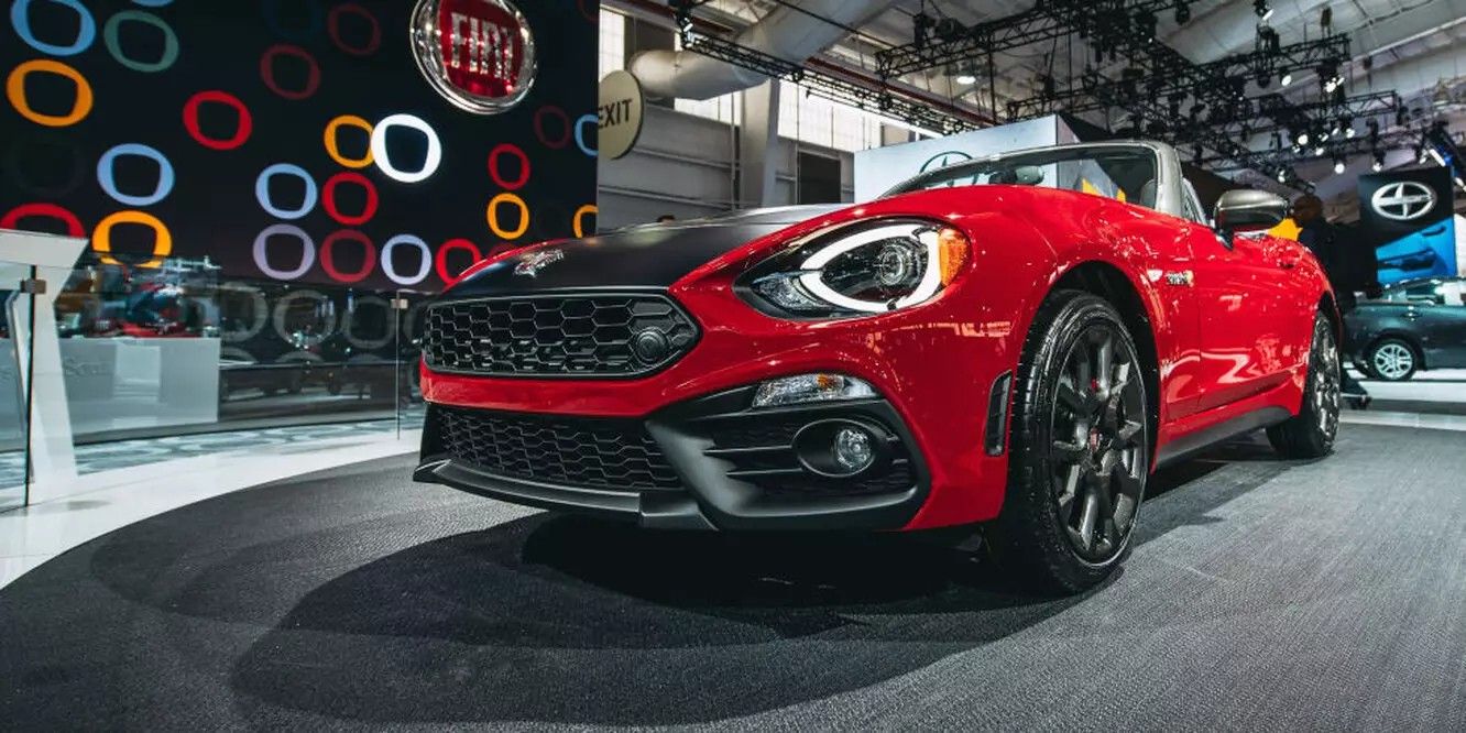 Fiat 124 Spider Elaboración Abarth. Este coche lembra ao Miata, que en si é fermoso. Pero ademais diso, ten un estilo italiano, un motor italiano e unha banda sonora italiana.