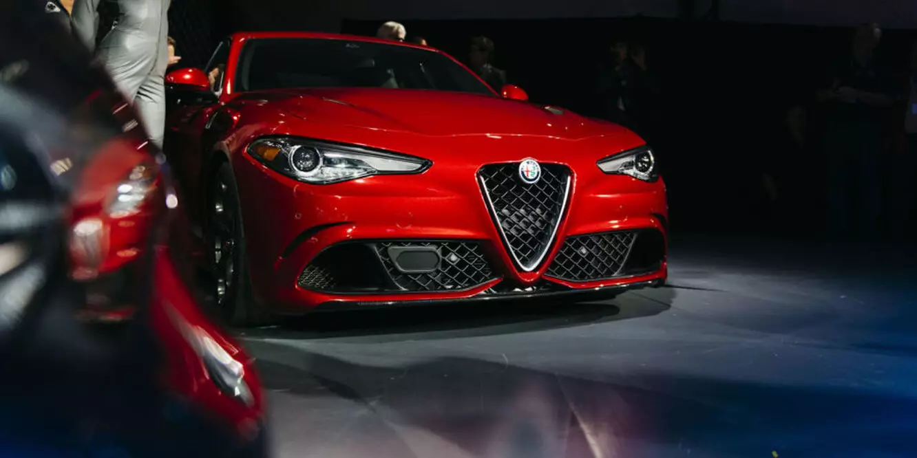 Alfa Romeo Giulia. Yana da wuya a kasance da kyakkyawan fata game da Alfa Romeo idan aka yi la'akari da dogon tarihinsa mai wahala. Koyaya, sabon Giulia yayi kama da zai iya dawo da kamfanin akan hanya.