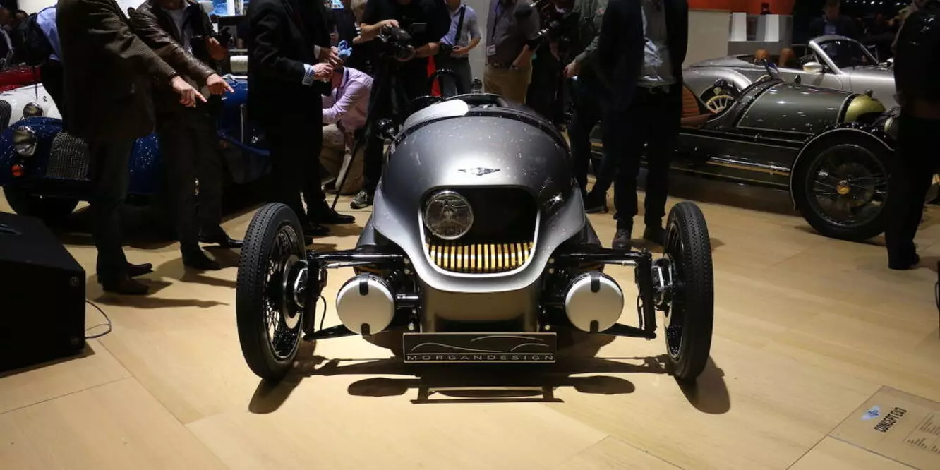 Morgan EV3. Usa ka talagsaon kaayo, apan talagsaon nga maanyag nga sakyanan. Ang kaanyag sa usa ka three-wheeled nga awto ug pag-atiman sa kinaiyahan. Nagpabilin lamang kini aron mahibal-an kung unsa kini ka komportable.