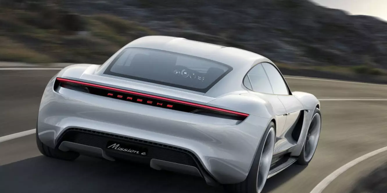 Porsche Mission E. Cando as lendas da industria do automóbil se apoderan da tecnoloxía non probada, sempre hai motivos para a dúbida. Con todo, o novo coche eléctrico de Porsche ten un aspecto incrible.