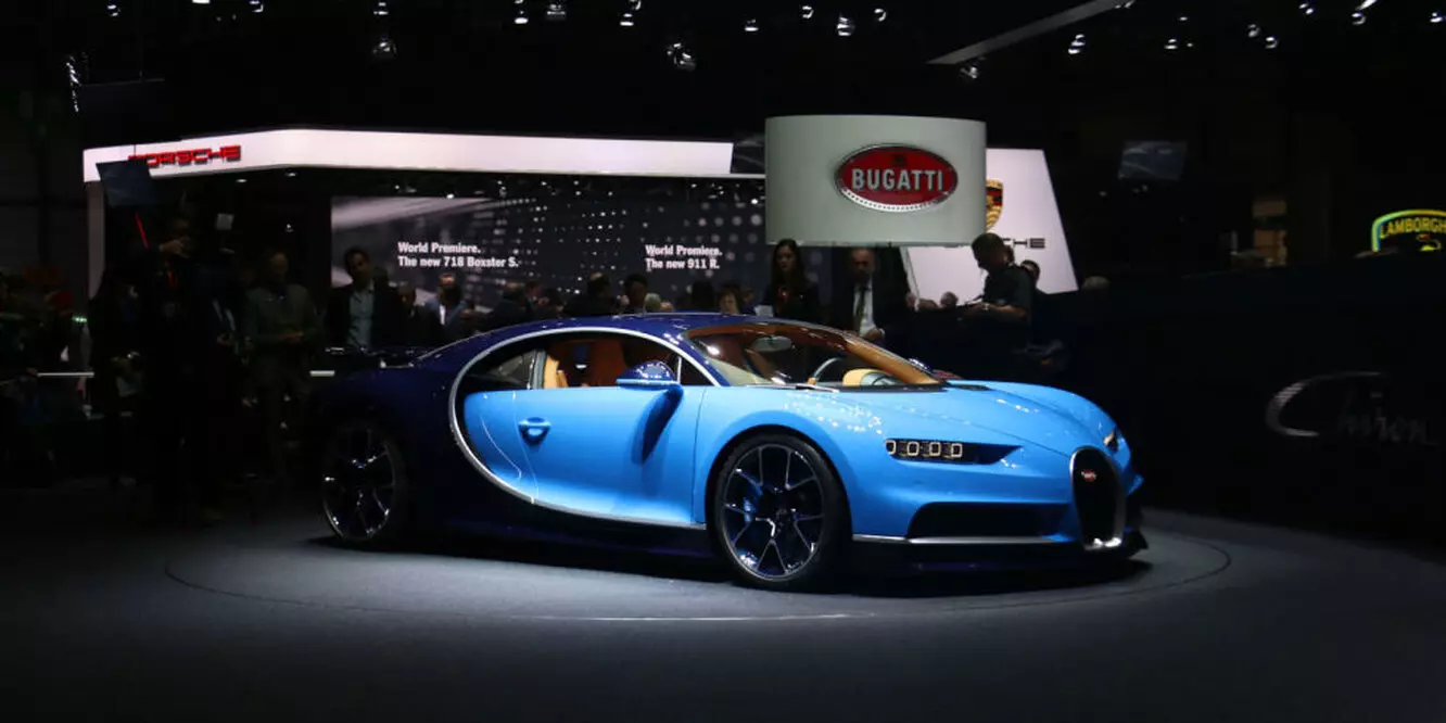 Bugatti Chiron. Gyda hypercar Veyron, aeth Bugatti i gyd allan yn bendant, ond mae'r Chiron yn addo bod yn olynydd teilwng. Ac er mai "dim ond" 420 km / h yw ei gyflymder uchaf, sydd ychydig yn arafach na'r Veyron Super Sports, mae'r car newydd yn addo bod yn llawer mwy cyfforddus i yrru.