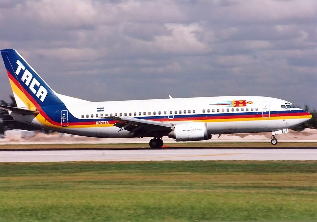 Ijamba ni New Orleans. Ni Oṣu Karun ọjọ 24, ọdun 1988, TASA Boeing 737-3T0 lojiji padanu awọn ẹrọ mejeeji lakoko titari. Àwọn awakọ̀ òfuurufú náà lè fò, kí wọ́n sì ba ọkọ̀ òfuurufú náà gúnlẹ̀ sórí ibi tí wọ́n ń gbé ní ìfiwéra pẹ̀lú ọ̀nà omi. Bi abajade, ko si ọkan ninu awọn arinrin-ajo ati awọn atukọ ti o farapa.