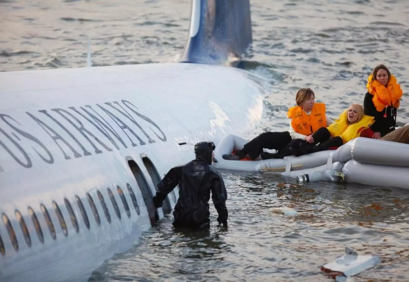 L-A320 niżel fuq l-Hudson fil-15 ta’ Jannar, 2009. Minuta u nofs wara t-tlugħ, il-linja ħabat ma’ qatgħa wiżż, u ż-żewġ magni fallew. Fortunatament, l-ajruplan irnexxielu jinżel fuq l-ilma tax-Xmara Hudson. Fost il-155 persuna abbord, xi wħud weġġgħu, iżda kollha kienu ħajjin.