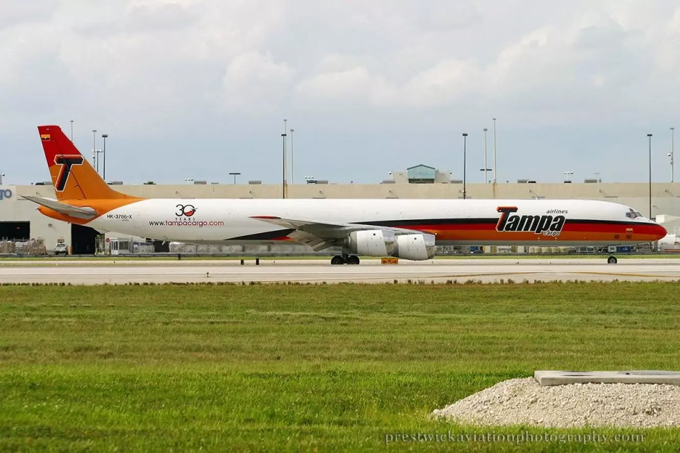 Tampa DC-8-71F. 4 лютого 2007 року вантажний літак здійснював рядовий рейс з Колумбії до США, коли в польоті одні з дверей раптово відчинилися і відірвалися. Незважаючи на декомпресію, літак вдалося посадити і уникнути жертв.