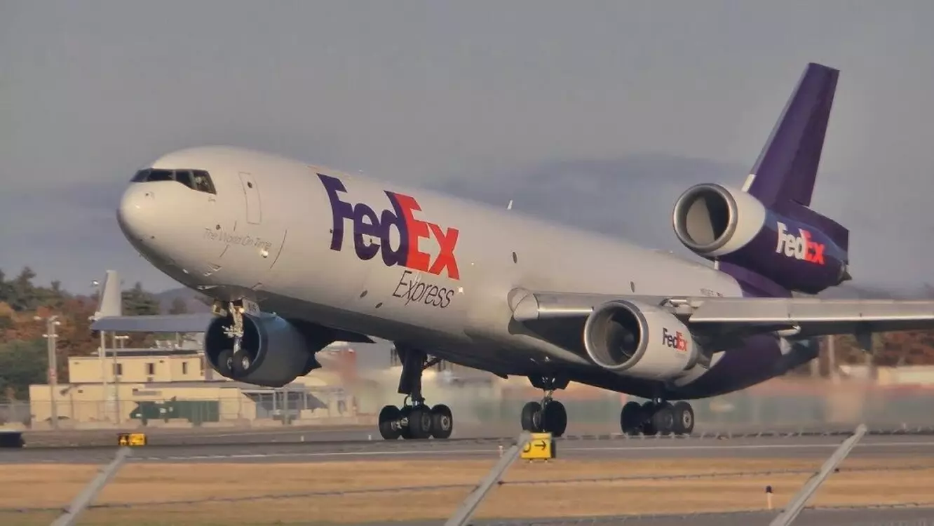 Ньюарк хотод MD-11 осолдсон. 1997 оны 7-р сарын 31-нд Ньюаркийн нисэх онгоцны буудалд сүйрэл тохиолдсон - буух онгоц хөөрөх зурвасаас гарч ирсний дараа баруун жигүүрийн онгоц газар мөргөж, унасан. Хэдхэн минутын дотор онгоц эргэлдэж, шатсан боловч онгоцонд байсан 5 хүн бүхээгийн цонхоор цаг тухайд нь нүүлгэн шилжүүлж, гэмтэл аваагүй байна.