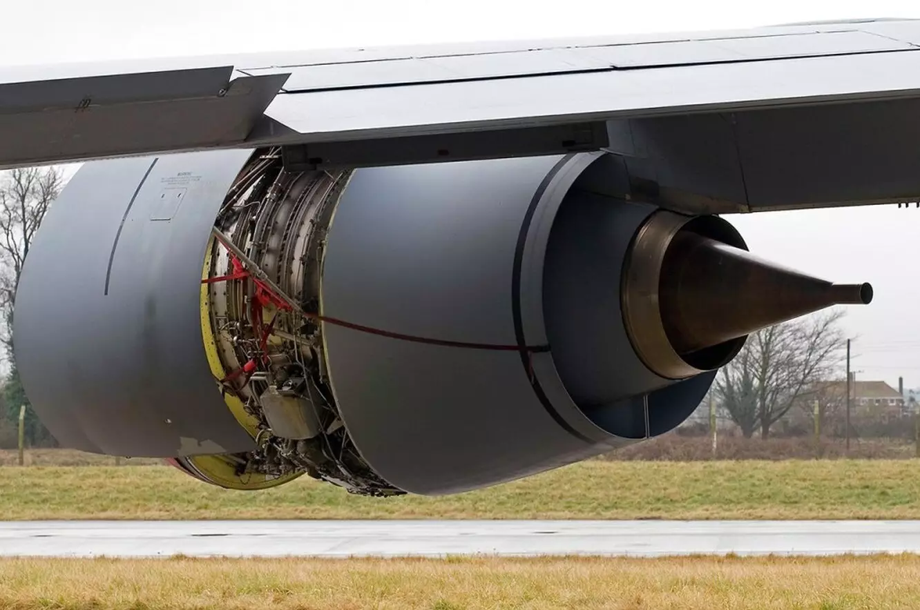 Am Joer 2003 war en Air India Passagéier Boeing 747 vu Bombay op Jeddah geflunn, wéi rieseg Metallstécker op der Pist fonnt goufen. De Fliger gouf gelant, an d'Ëmfro huet grave Motorschued gewisen. D'Katastroph gouf nëmmen duerch e Wonner verhënnert.