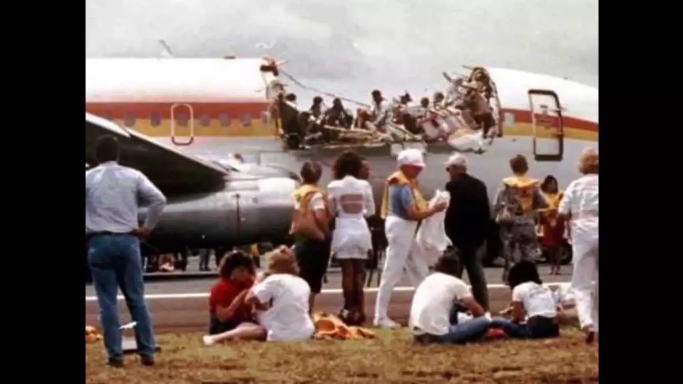 Tëschefall Boeing 737. Den 28. Abrëll 1988 war en Aloha Airlines Fliger vun Hilo op Honolulu geflunn, wéi op eemol op enger Héicht vu 7300 Meter en Deel vum Fuselage einfach ofgefall ass. Piloten a Passagéier aus der éischter Klass waren dem fräien Himmel ausgesat, eng vun de Stewardessen gouf duerch eng Loftstroum erausgehäit. Si war awer dat eenzegt Affer - d'Piloten hunn de Fliger gelant a bal honnert Leit gerett.