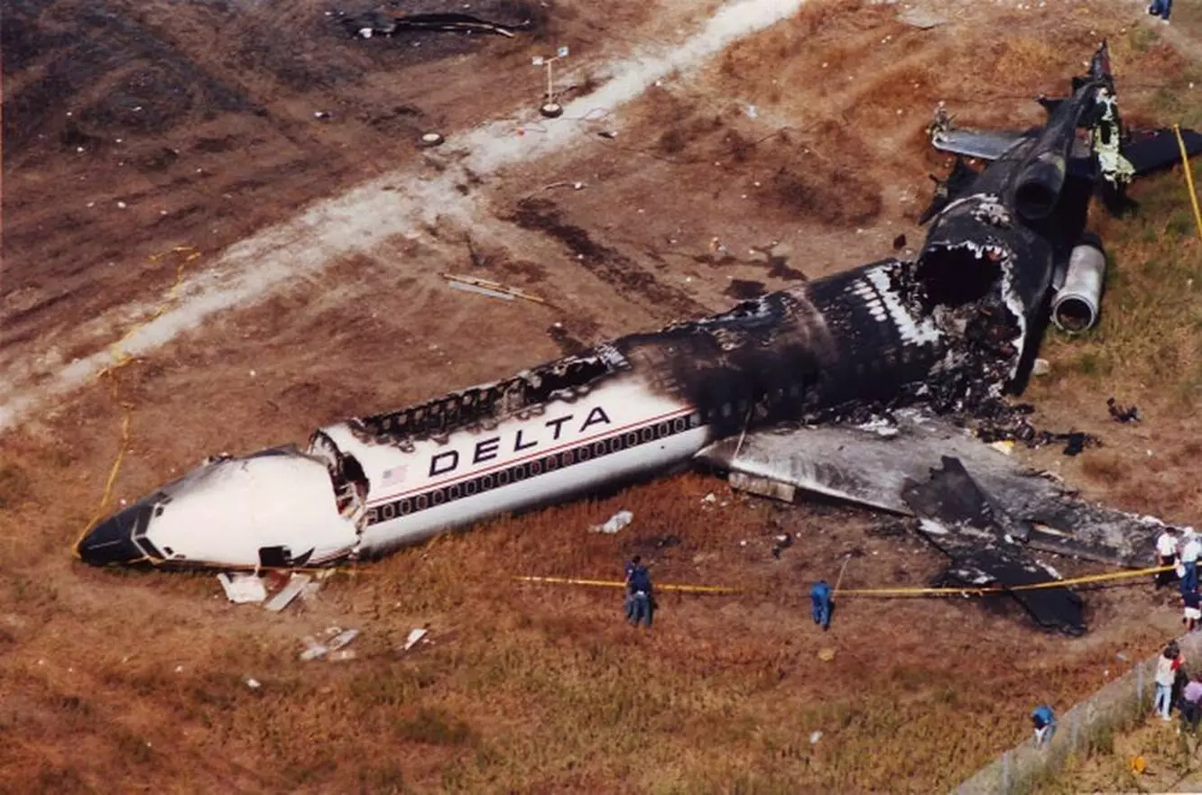 Katastrofa v Dallase. 31. augusta 1988 Boeing 727-232 Delta Air Lines nezvládol stúpanie, narazil do antény rádiového majáku a zrútil sa na zem. V tom istom čase zomrelo 14 ľudí, ale 94 prežilo.