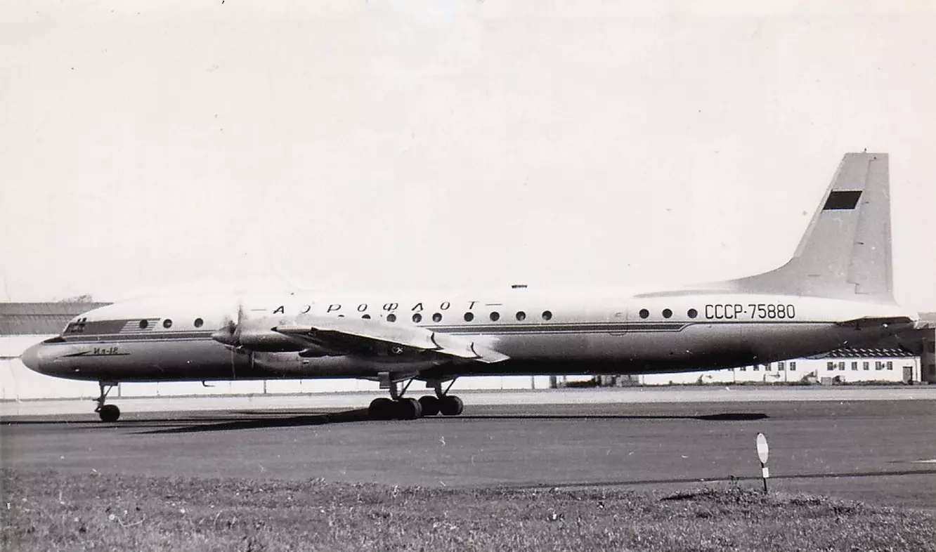 Katastroph bei Leningrad am Joer 1970. Den 31. Dezember ass en Aeroflot Il-18V Fliger e puer Sekonnen nom Start op de Buedem gefall. Sechs Leit am Cockpit goufen ëmbruecht, awer Passagéier a Fluchbegleeder - 80 Leit - hunn iwwerlieft.