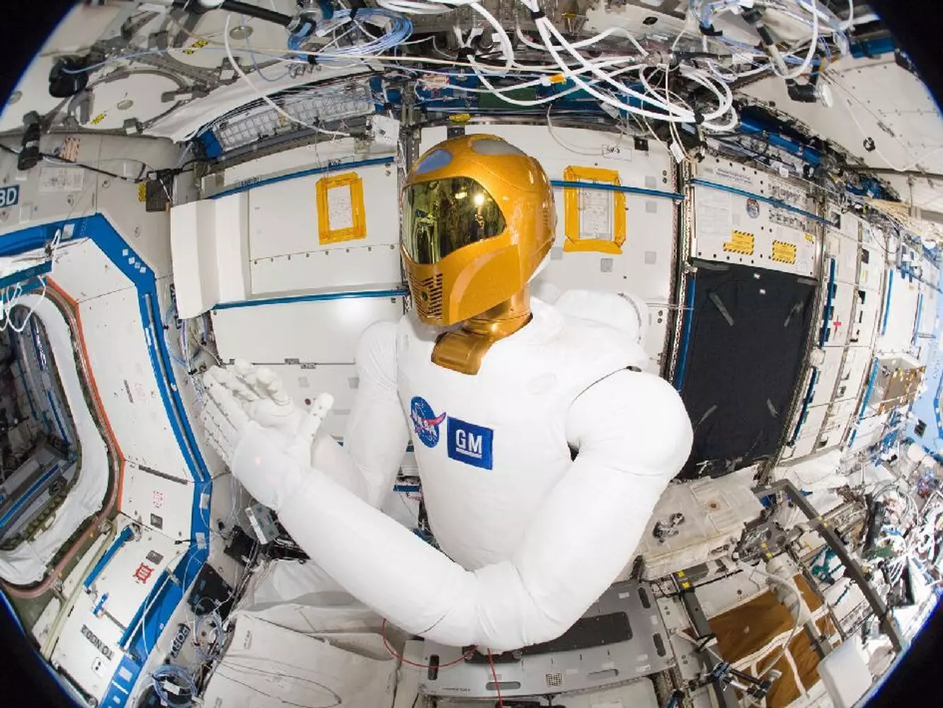 NASA a lansat primul robot umanoid pe orbită, 2011. Robonaut-2, care a plecat spre ISS pe 24 februarie 2011, lucrează acum la stație cu normă întreagă. Este încă unul dintre cei mai avansați roboți ai timpului nostru.