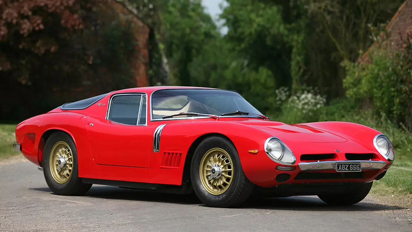 Bizzarrini. A céget 1964-ben alapította az egykori Alfa Romeo, Ferrari és ISO mérnök, Giotto Bizzarrini, és mielőtt 1969-ben felszámolták, számos érdekes verseny- és sportmodellt sikerült kiadnia. A képen egy 1966-os Bizzarrini 5300 GT Strada látható.