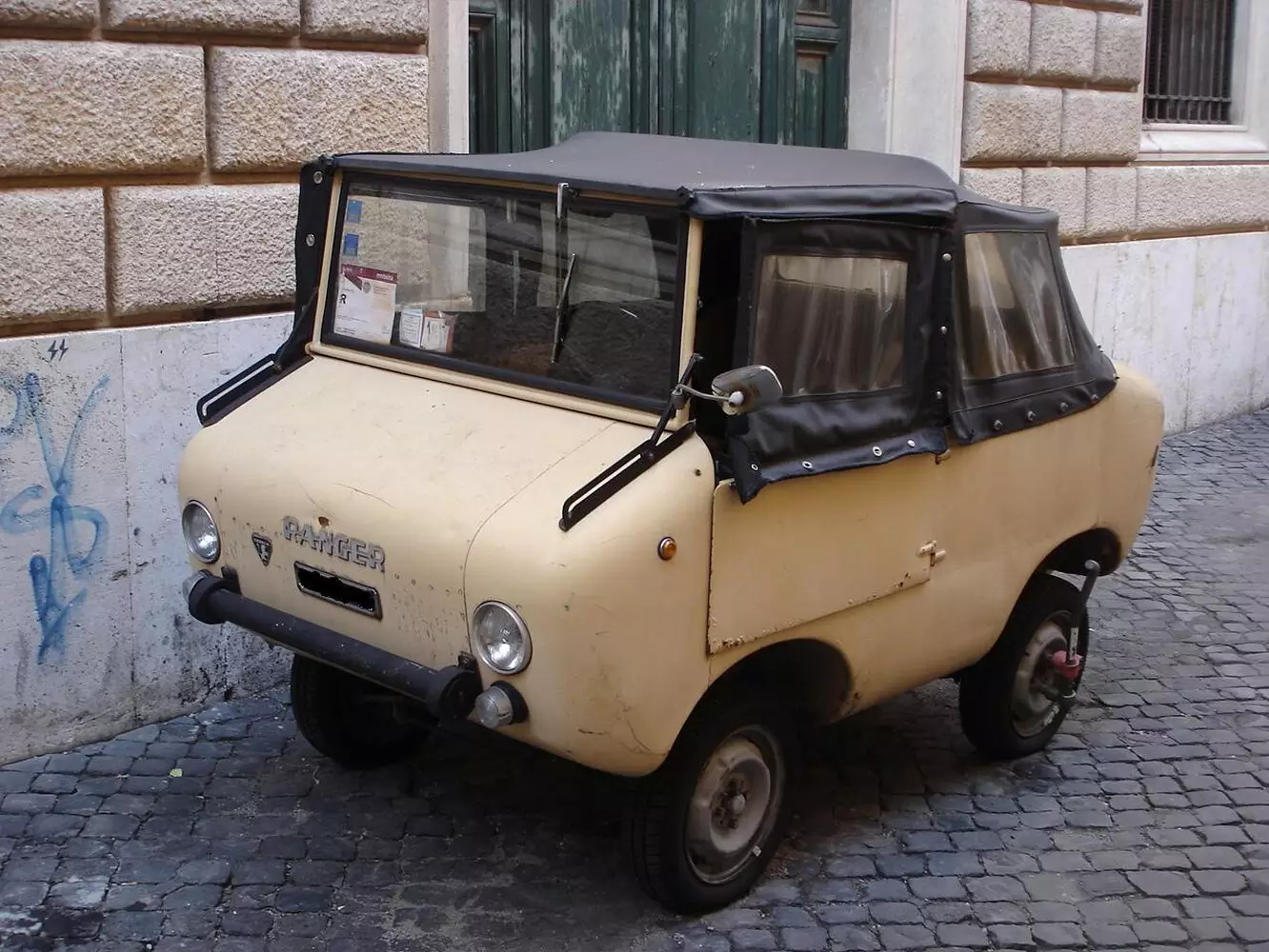 Ferves. Ang mga Tiny Ferves SUV ay ginawa sa Fiat chassis mula 1965 hanggang 1970 at pinisil ang halos 70 km / h sa track. Kung paano nila nalampasan ang off-road ay mahirap sabihin.