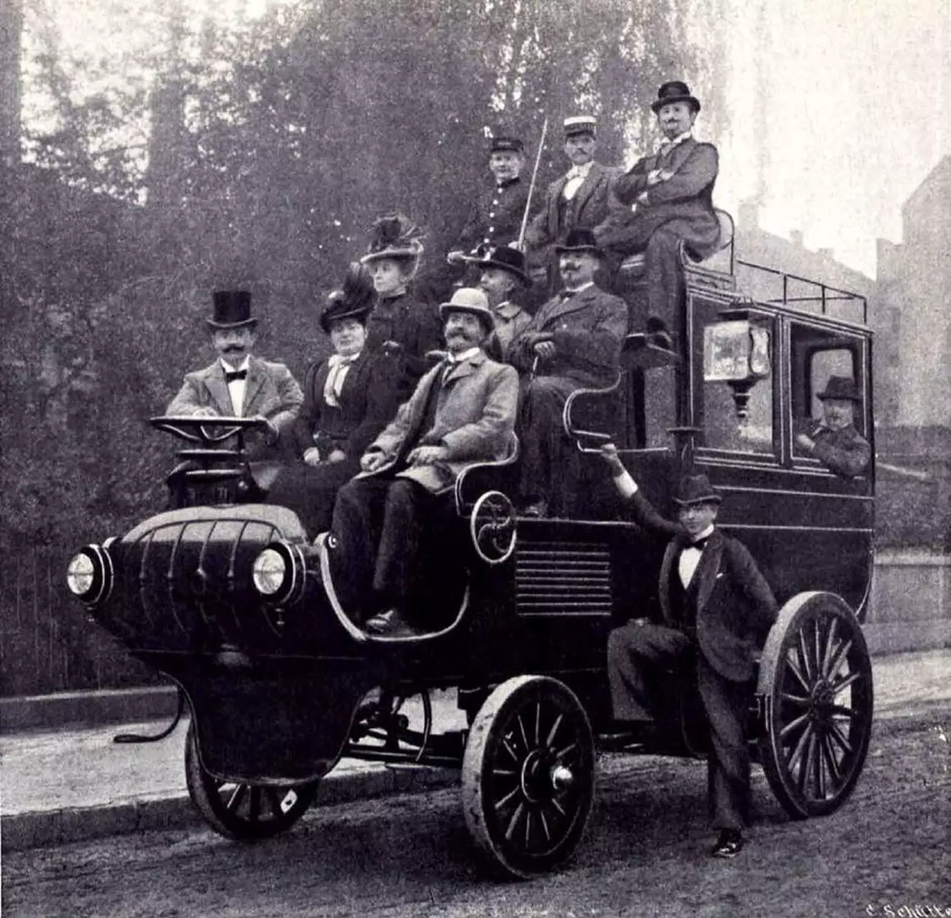 Kuhlstein. Dit bedriuw fan 1833 oant 1926 boude earste weinen, en dan lichems foar auto's, benammen foar Horchov. Mar fan 1898 oant 1902 belibbe se in koarte perioade fan produksje fan har eigen elektryske auto's. Net op 'e foto is in elektryske bus fan 1899.