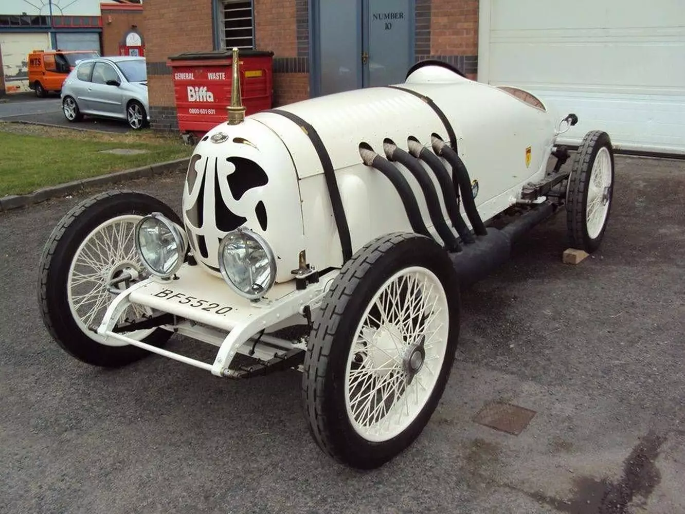 Fafnir. In merk makke troch de yndustriële ûndernimming Aachener Stahlwarenfabrik AG foar de produksje fan auto's (fan 1908 oant 1926) en motoren. De foto lit in racing Fafnir sjen, fergelykber mei dejinge wêryn de grutte Rudolf Carracciola in skoft rûn.