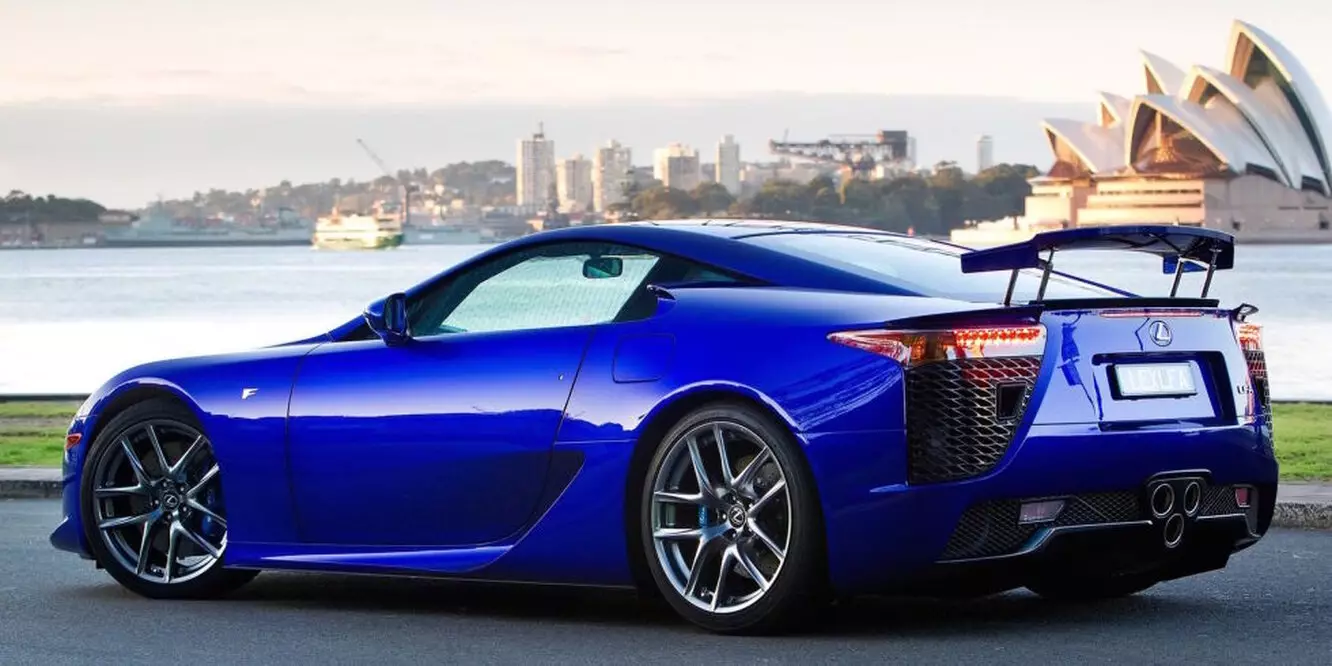 2012 レクサス LFA。デビューから4年経った今でも、Lexus LFAはまぐれと見なされています。トヨタの頑固なプラグマティストが、大型高級車のブランド名でスーパーカーの開発に巨額の資金を投じたのはなぜですか?独創的な狂気のウイルスをキャッチする以外に方法はありません。