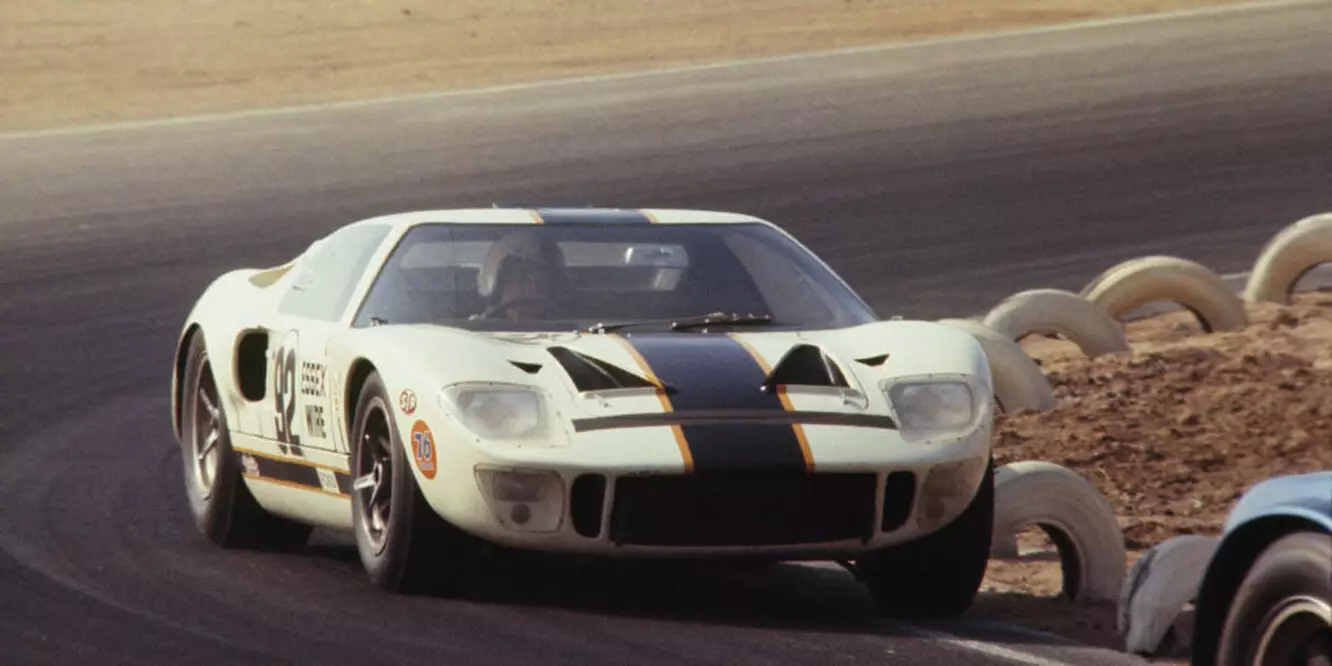 1965 Ford GT40. Henry Ford II alipoapa kuipiga Ferrari kwenye uwanja wao, kila mtu aliichukulia kama mzaha. Na bure - baada ya yote, GT40 sio tu kukabiliana na kazi hiyo, lakini pia ikawa hadithi ya kweli.