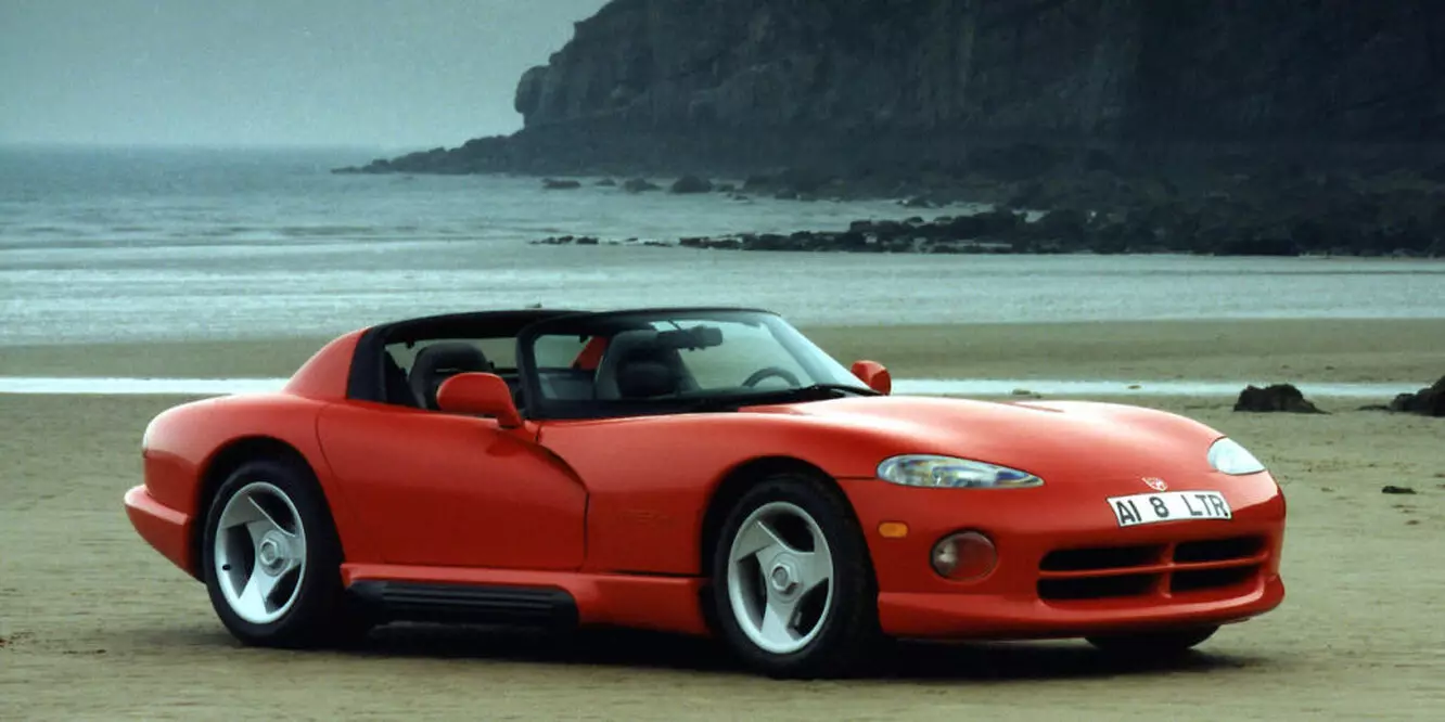 1992 Dodge Viper. Avui, Dodge fa alguns cotxes força fantàstics, però a principis dels anys 90, Dodge era més conegut pels cotxes compactes avorrits i de tracció davantera. El brutal Viper s'ha convertit en una novetat molt estranya, però ben rebuda.