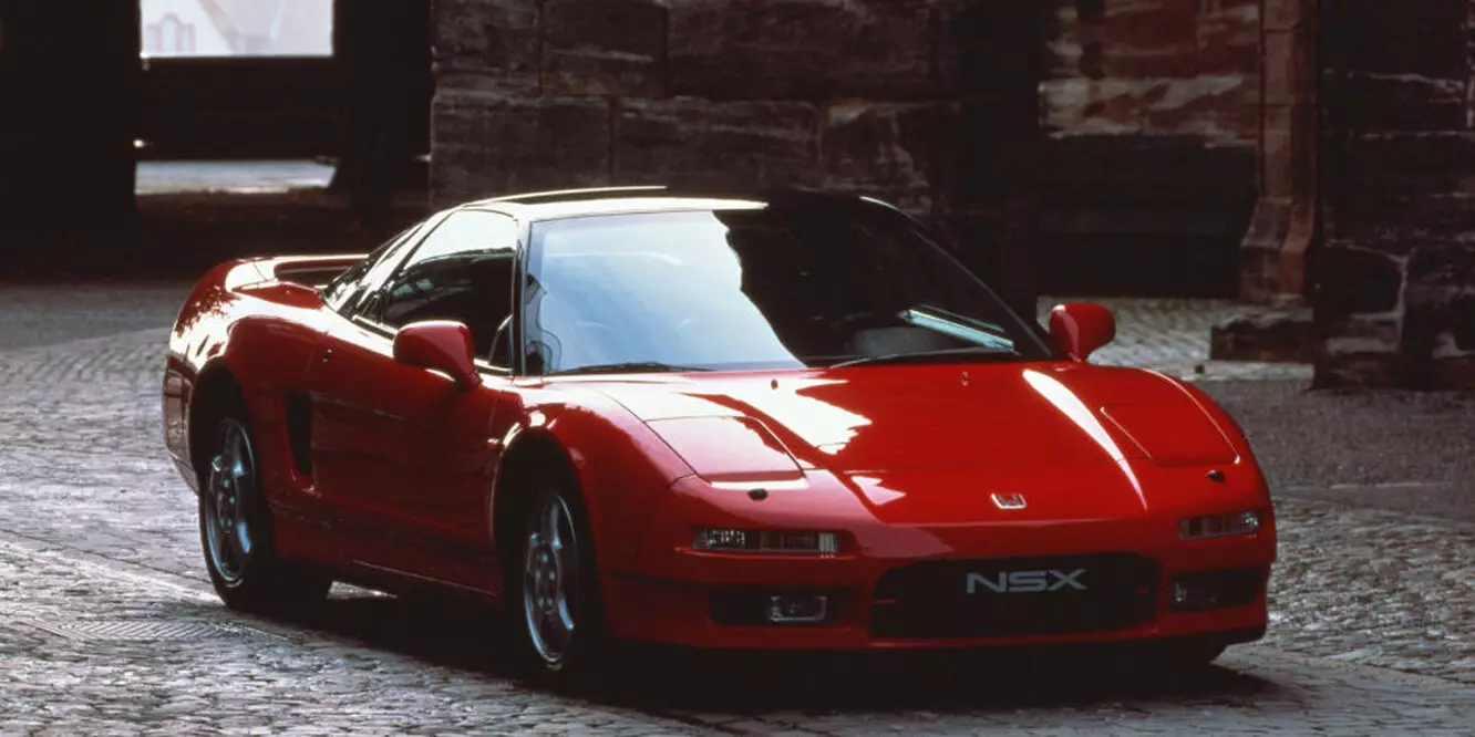 1990 Honda/Acura NSX. A finals de la dècada de 1980, ningú esperava que Honda intentés superar Ferrari (o almenys competir amb ell en un altre lloc que no fos la pista de curses de F1). Però el NSX va sortir i va fer com a mínim una competència digna.