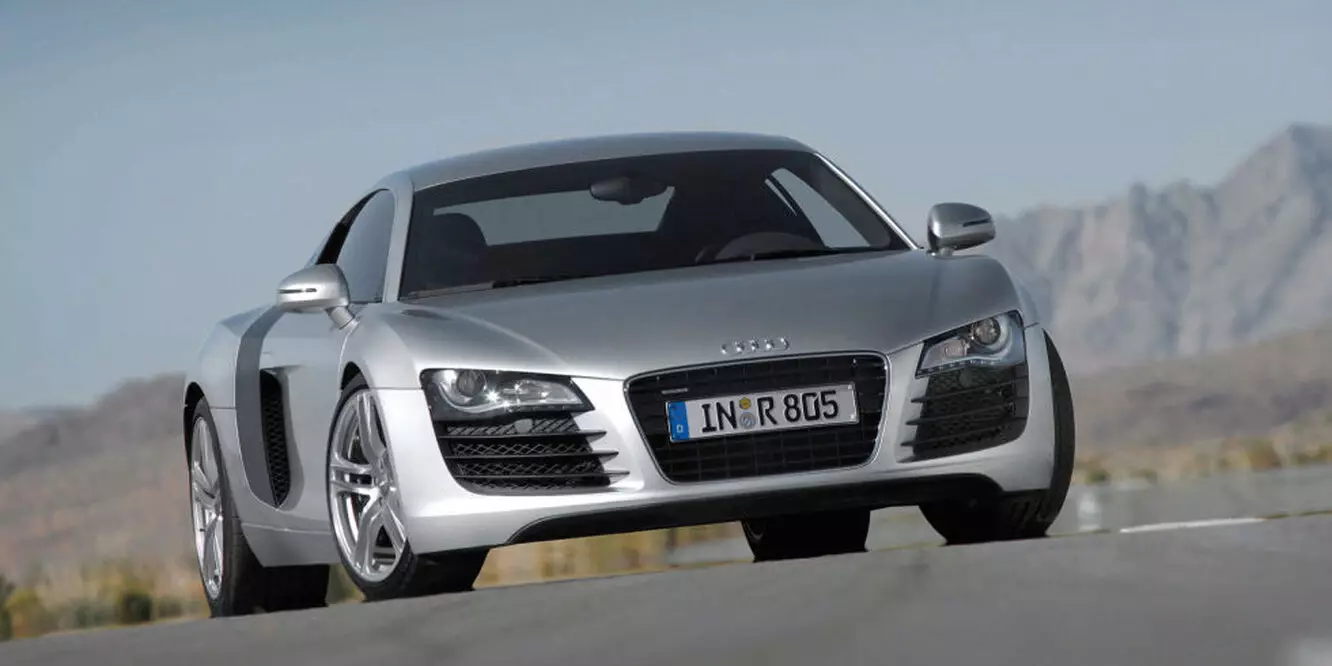 2007 Audi R8. Да 2007 году дамінаванне Audi у Ле-Мане ўжо нікога не дзівіла, але іх асноўная лінейка была прагматычнай і прадказальнай. Раптам выпушчаны R8 стаў громам сярод яснага неба спорткар сусветнага класа ад кампаніі, апошні раз спрабавала выступіць на гэтым полі ці ледзь не паўстагоддзя назад.