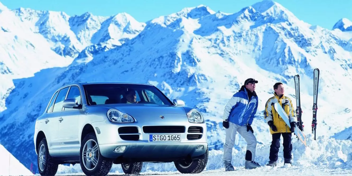 2004 Porsche Cayenne. Сьогодні позашляховики від виробників спорткарів – звичайна справа, але 2004-го це було несподівано. Porsche Cayenne була чимось неймовірним. Бізнес-аналітики рвали на собі волосся, але продажі говорили самі за себе.